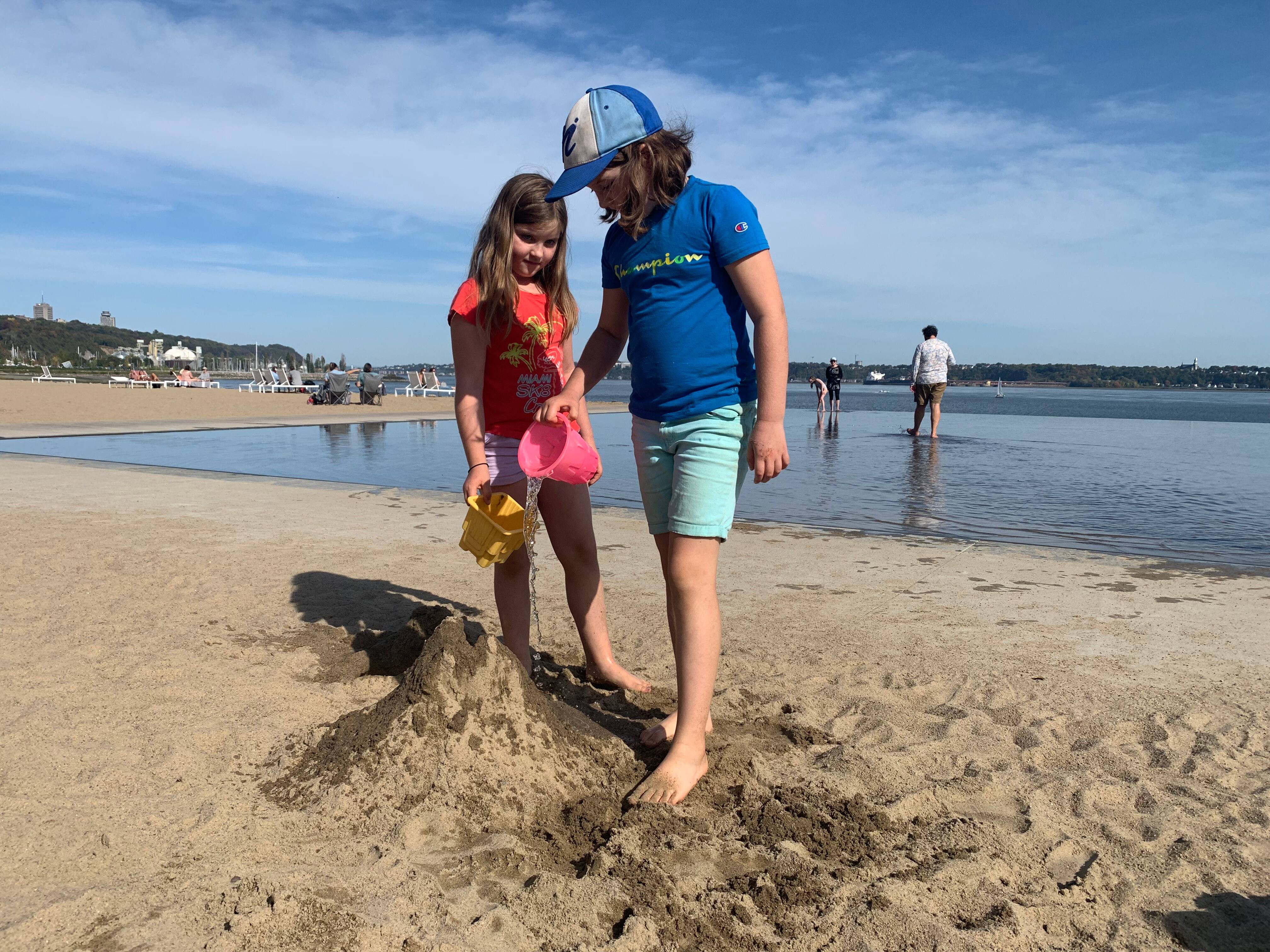 Bains de soleil sur la plage de la promenade Samuel-de-Champlain... en ...