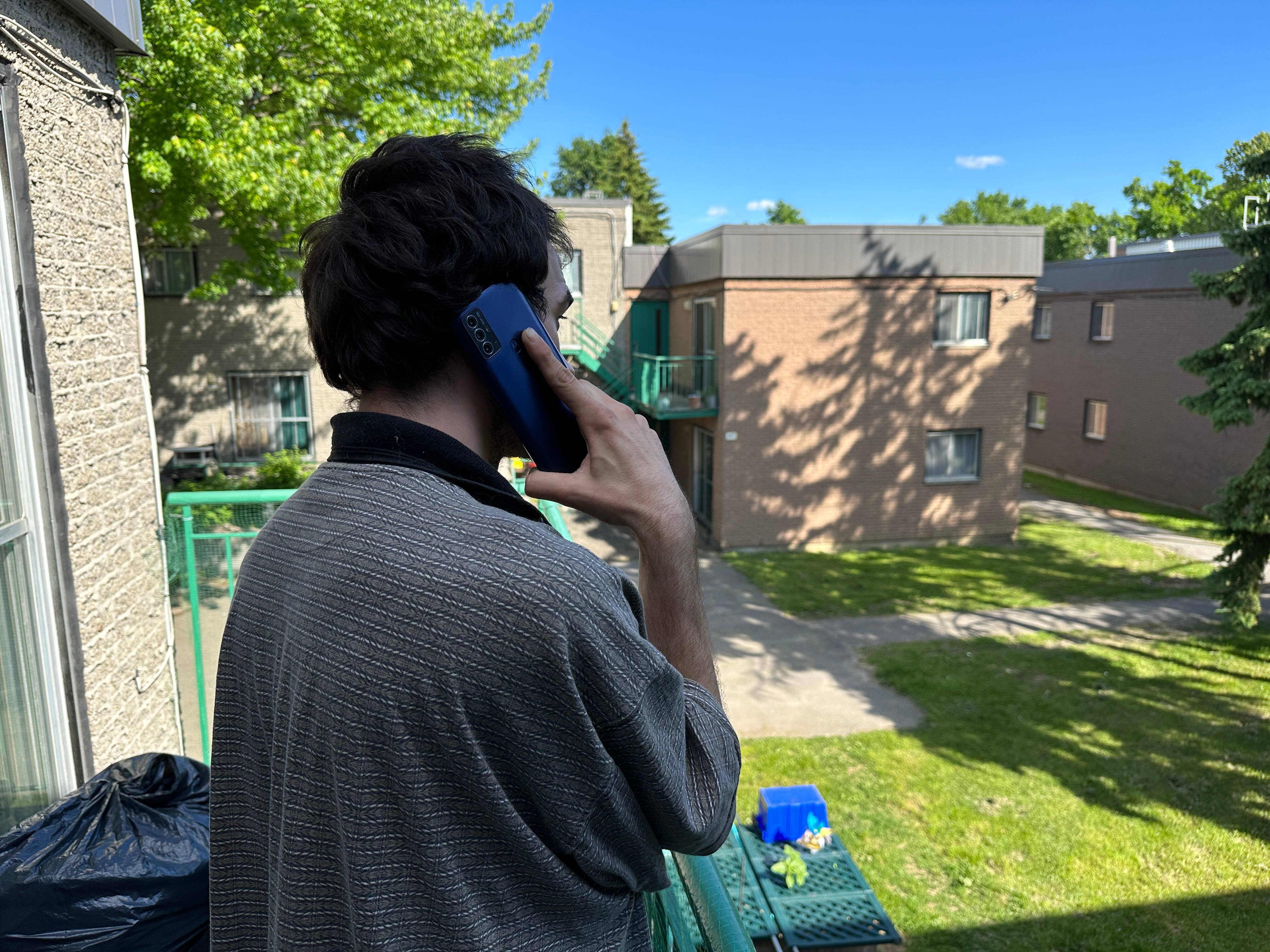 Il vit avec sa mère après l’avoir accompagnée dans la rue pendant 3 ...