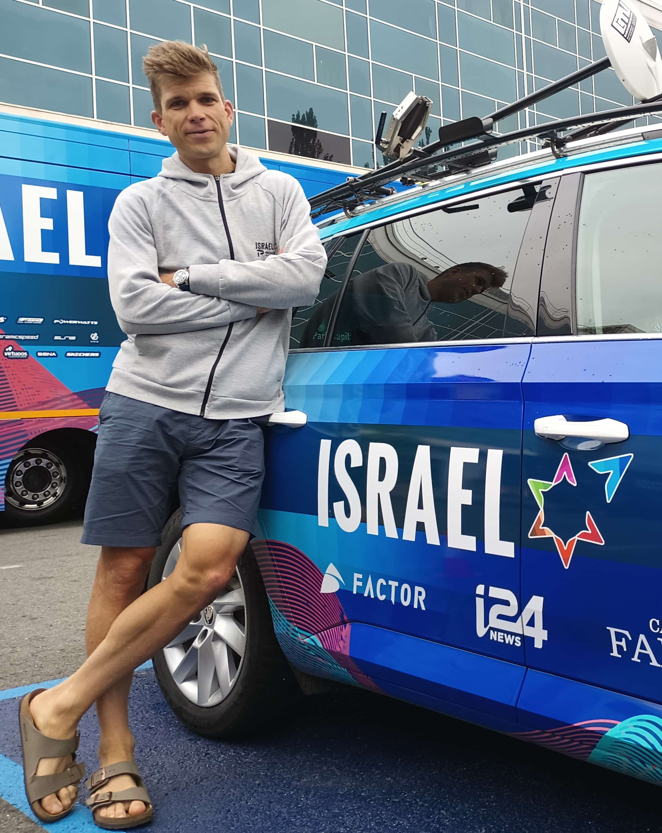 Le nom Israel n'apparaît plus sur les véhicules de l'équipe cycliste ...
