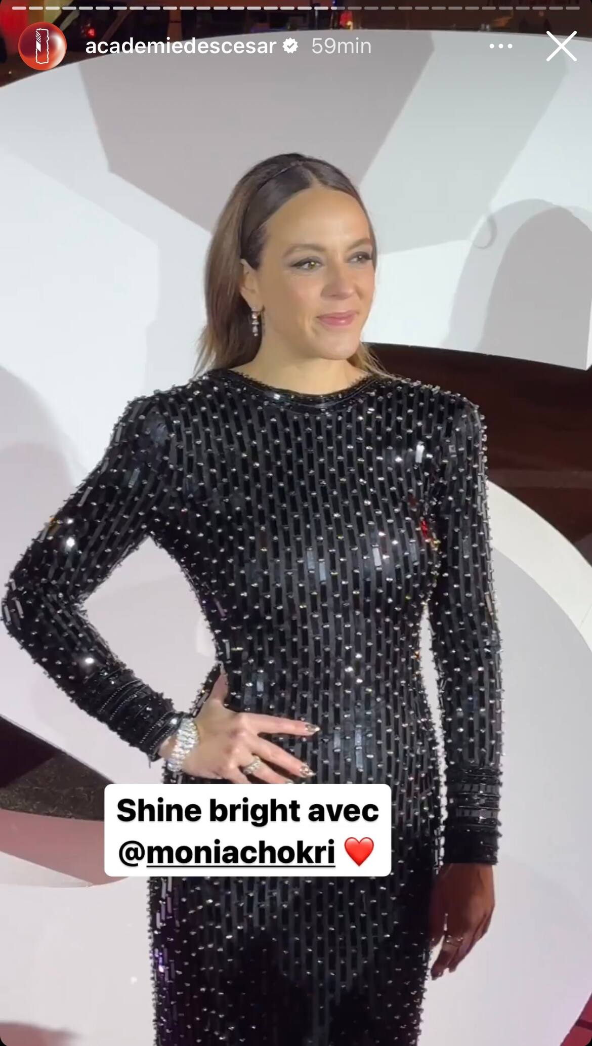 Monia Chokri, éblouissante dans une robe moulante incrustée de cristaux ...