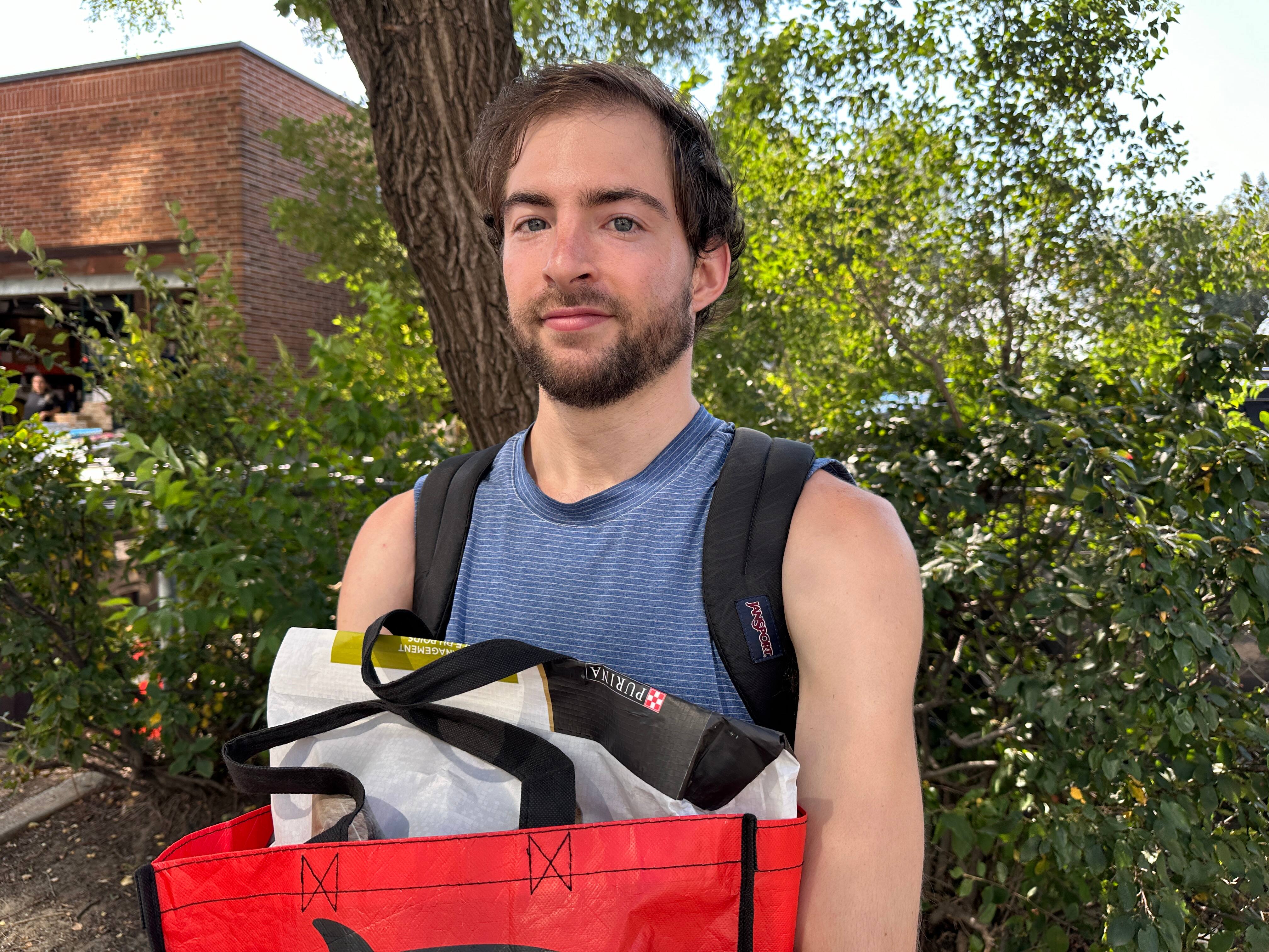 Ses chats vont manger grâce à la SPCA de Montréal: «Je vais pouvoir tenir jusqu’à Noël» | JDQ