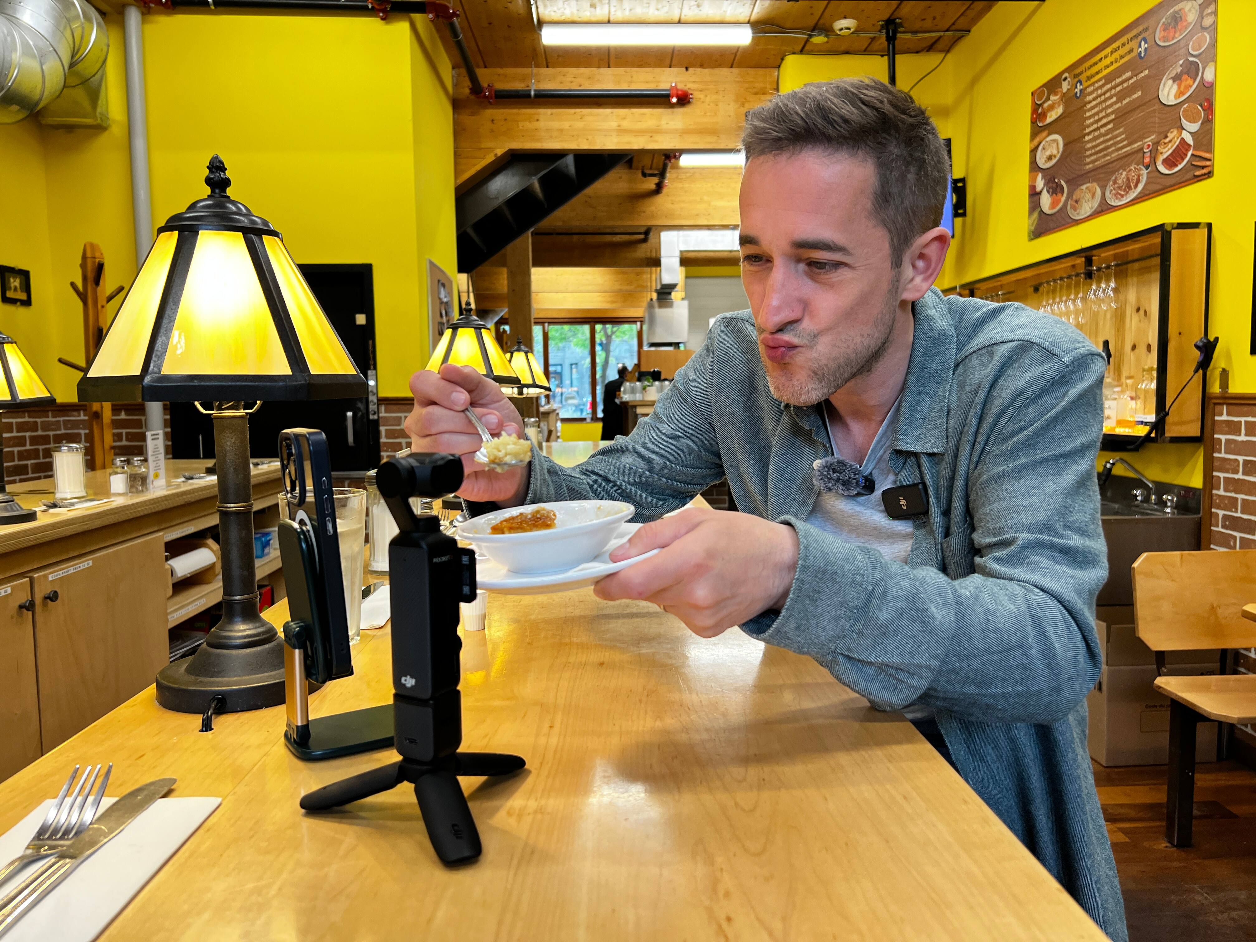 Un influenceur français invité par Québec mange de la poutine et du ...