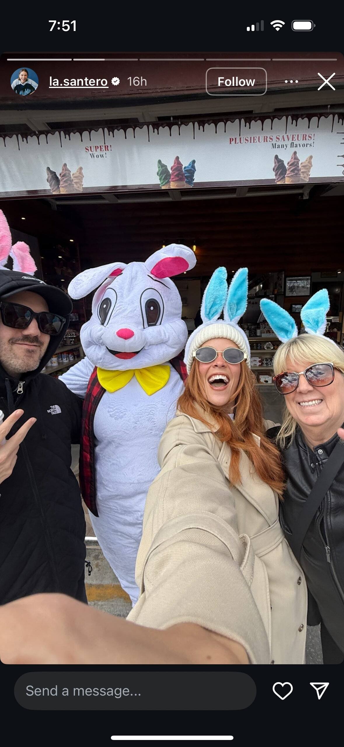 À Paris pour Pâques, Alicia Moffet et Frédérick Robichaud sont capturés dans un intime moment en ...