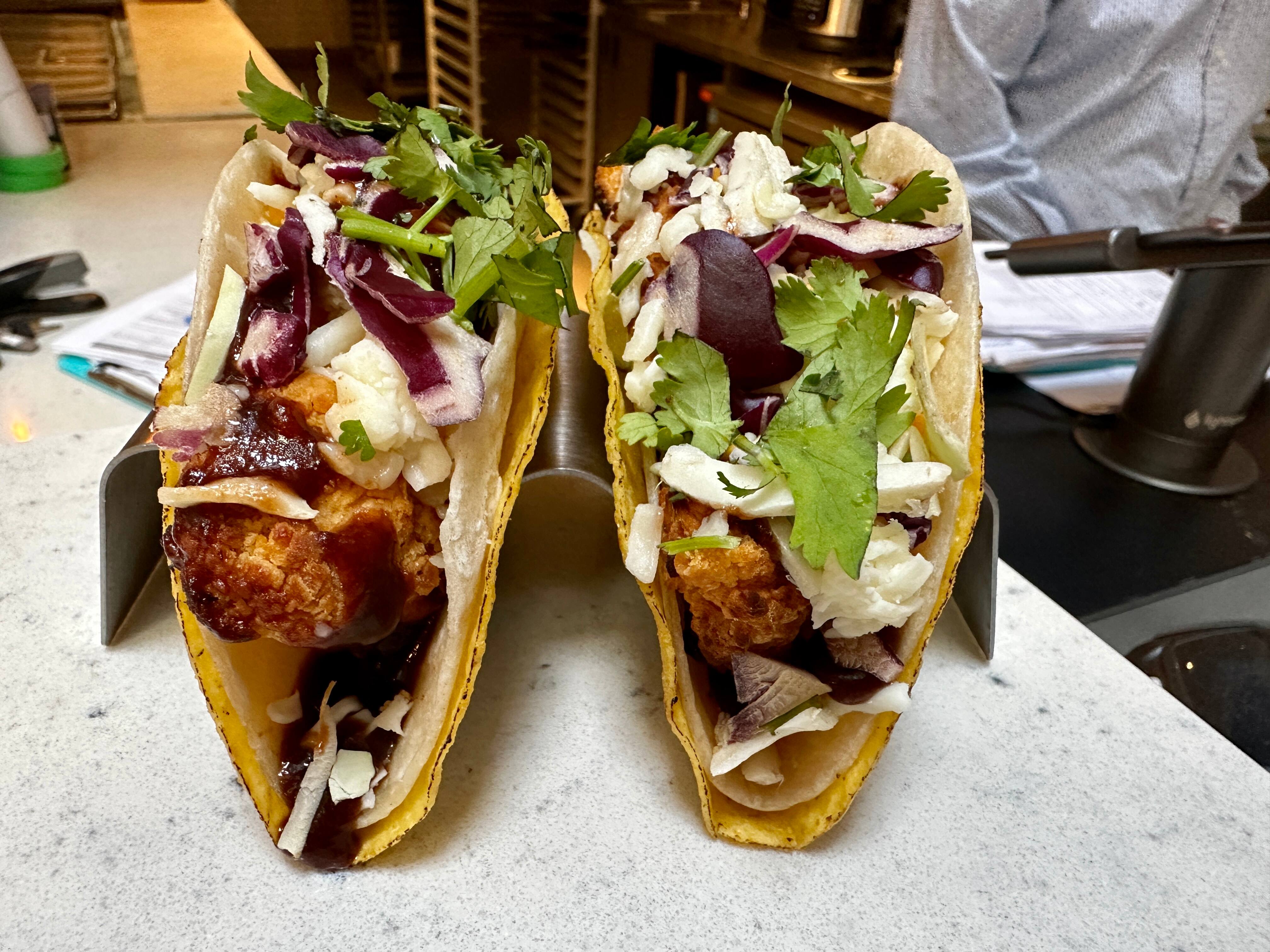 On a visité une ghost kitchen qui contient 5 «restos» à Montréal | 24 ...