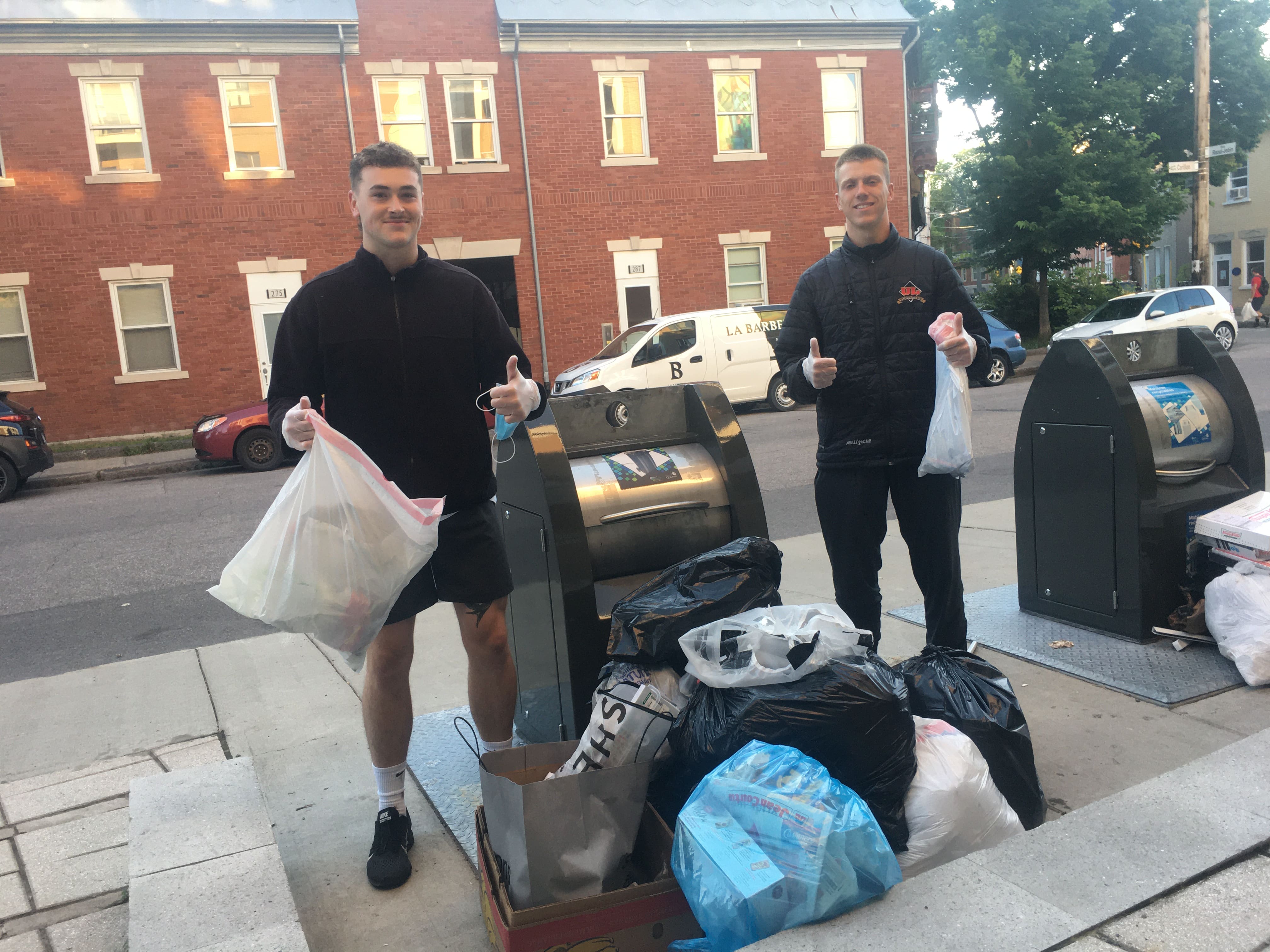 Une corvée avant la saison: les joueurs du Rouge et Or nettoient les ...