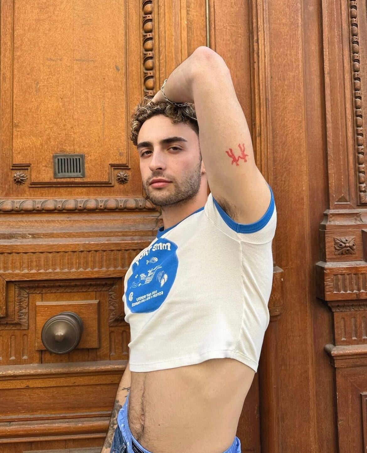 L’influenceur Zoé Duval ose plus que jamais en «crop top» à Paris | billie