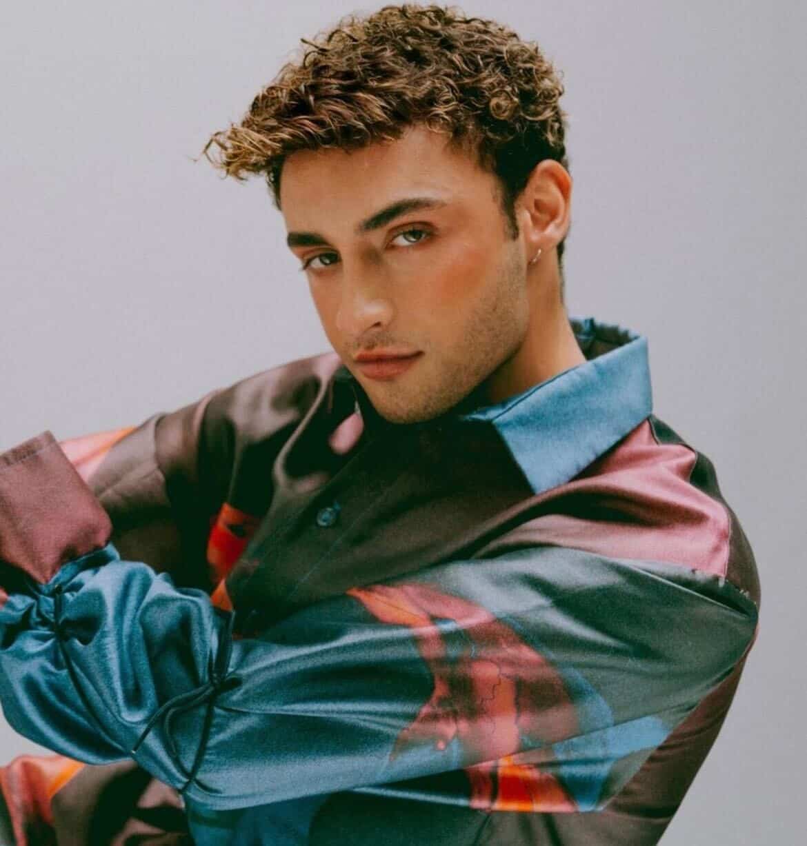 L’influenceur Zoé Duval ose plus que jamais en «crop top» à Paris | billie