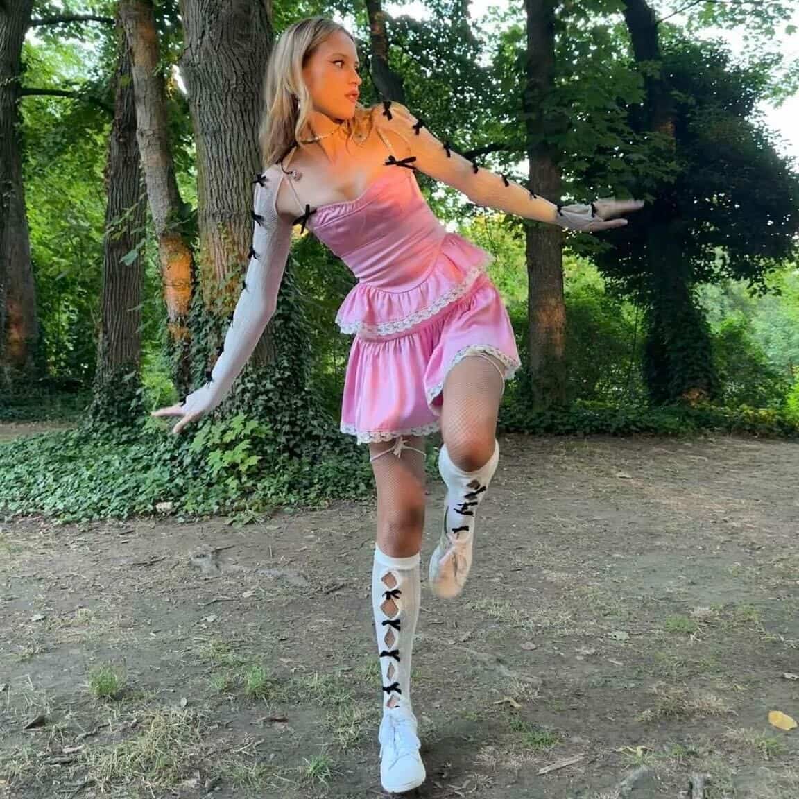 Angèle ranime la tendance «balletcore» dans une minirobe moulante | billie