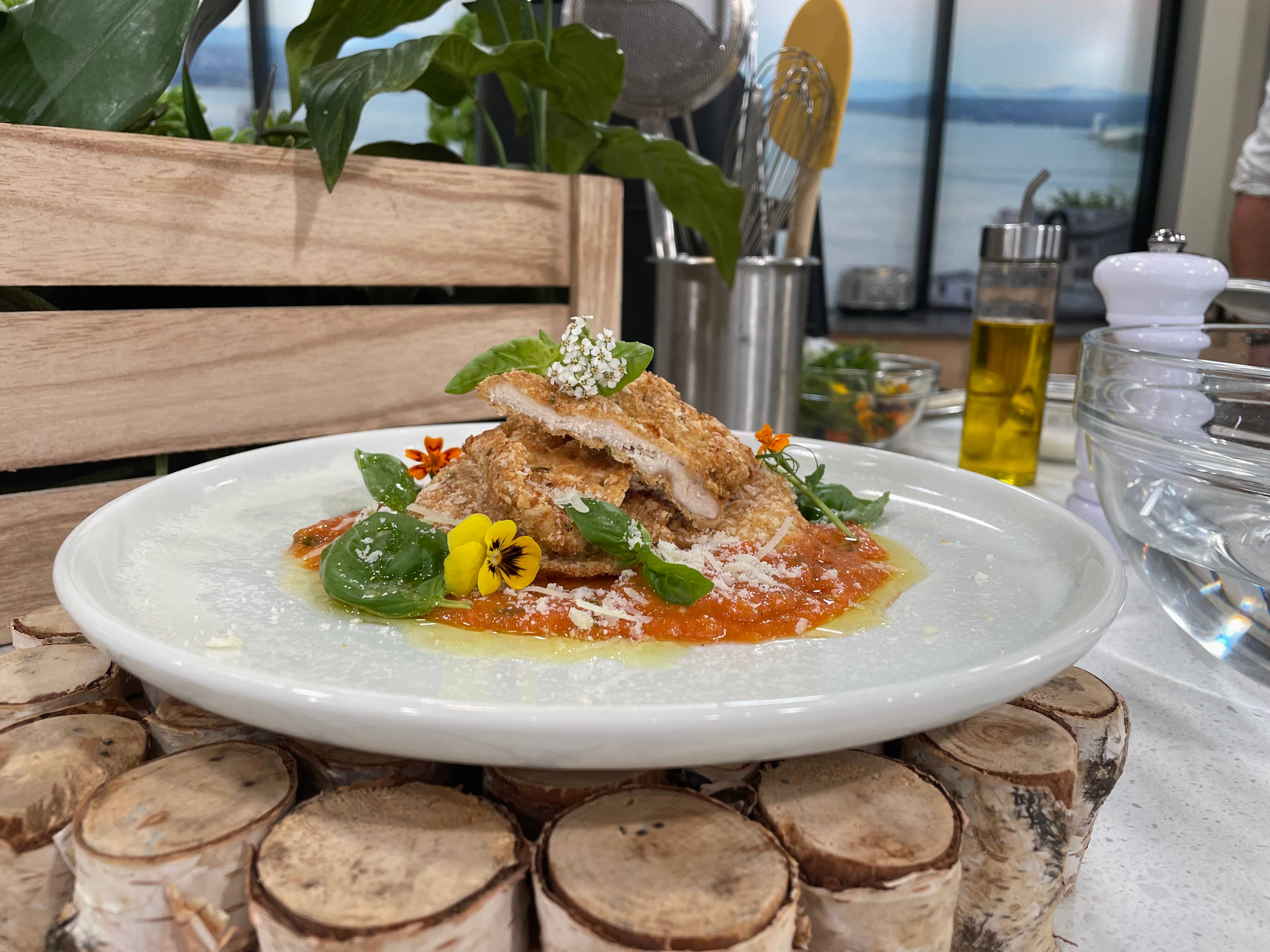 Escalope de poulet parmigiana avec émulsion de tomates du jardin et ...