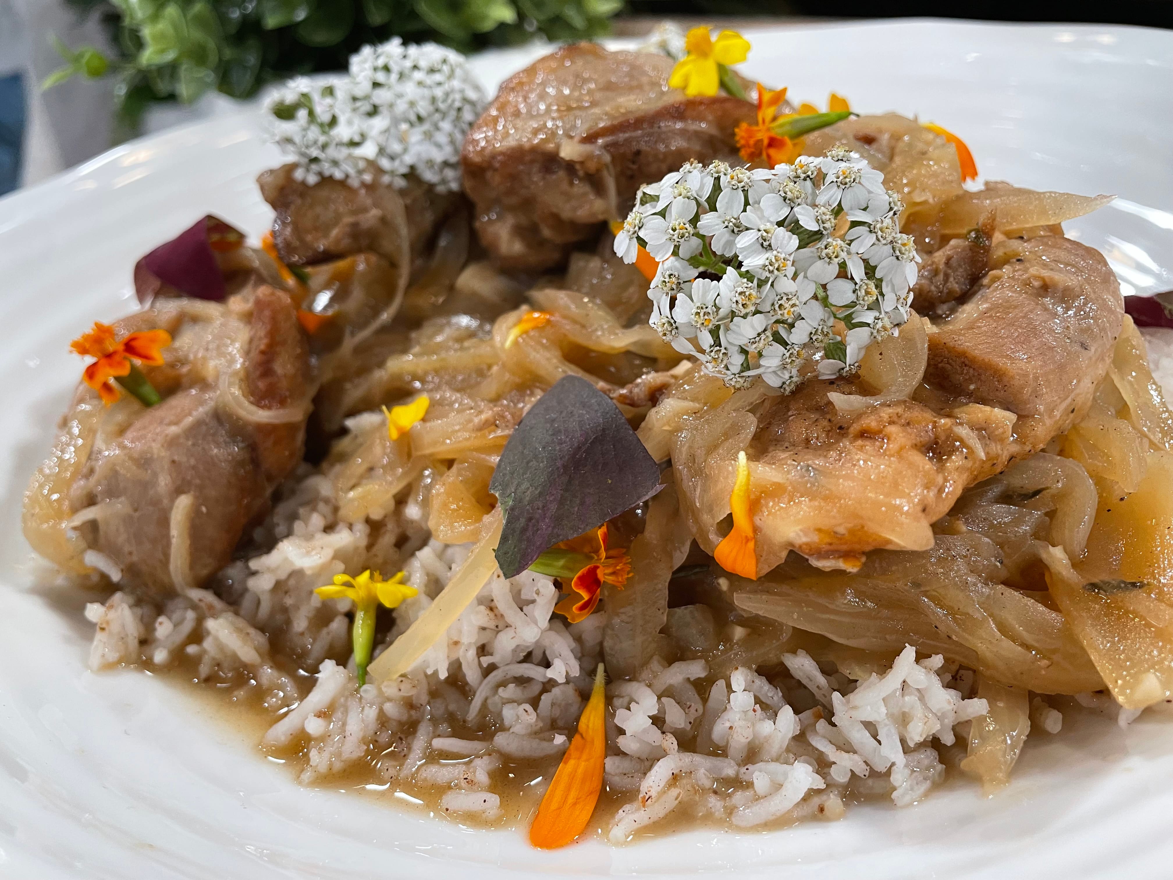 Poulet Yassa sur riz aux 5 épices | Salut Bonjour