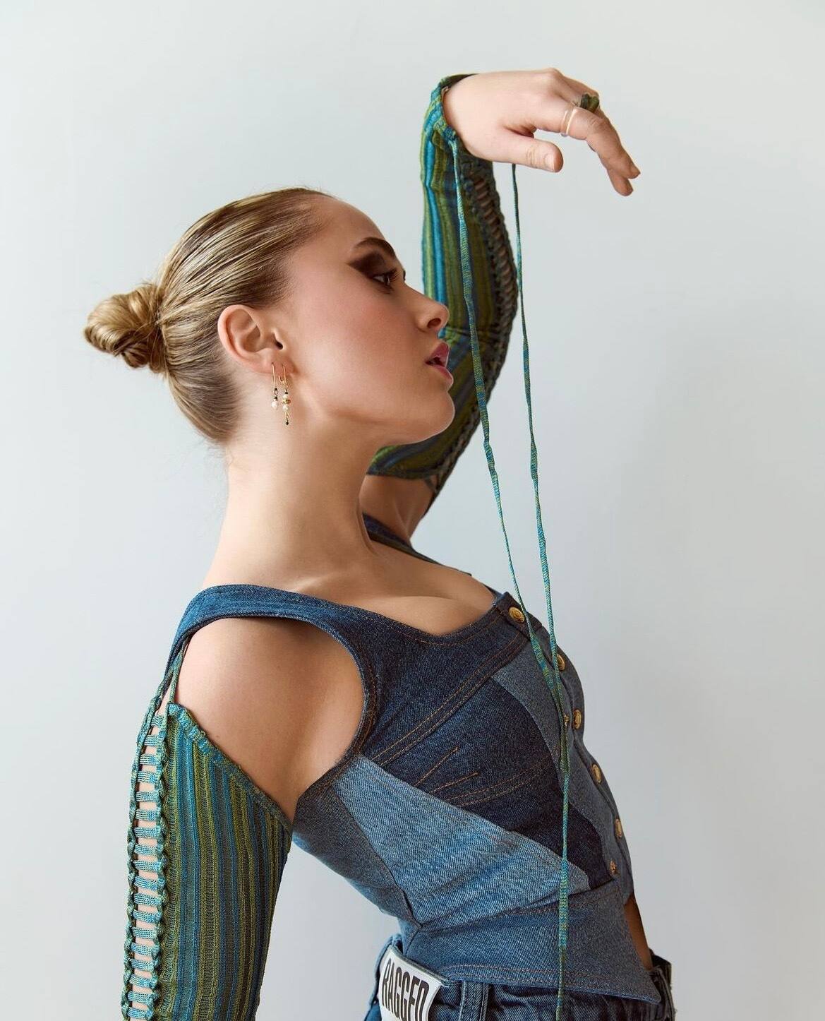 Emi Chicoine plus sensuelle que jamais en bustier de denim | 24 heures