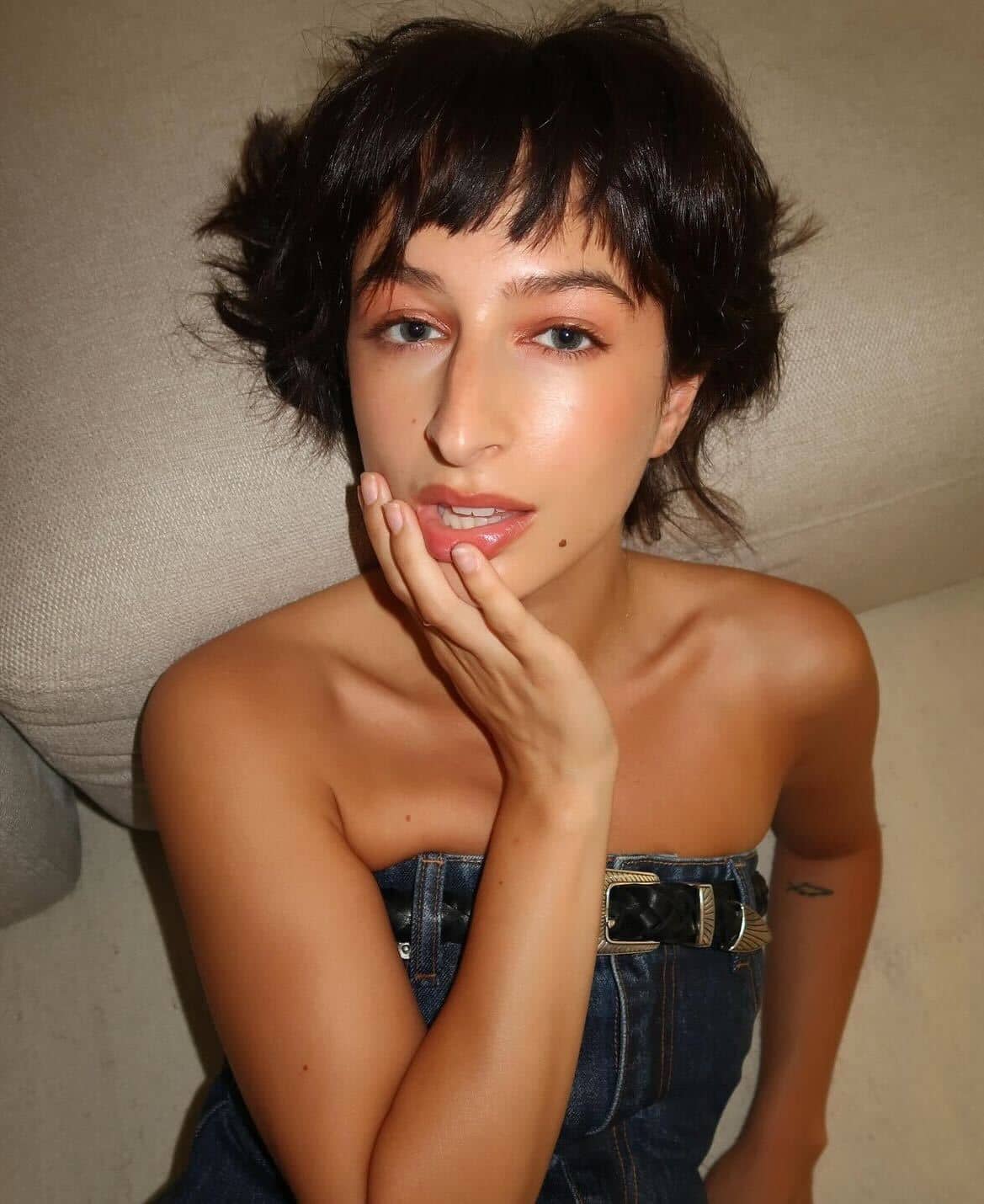 Le haut controversé de l’influenceuse Izzi Poopi ne couvre que le ...