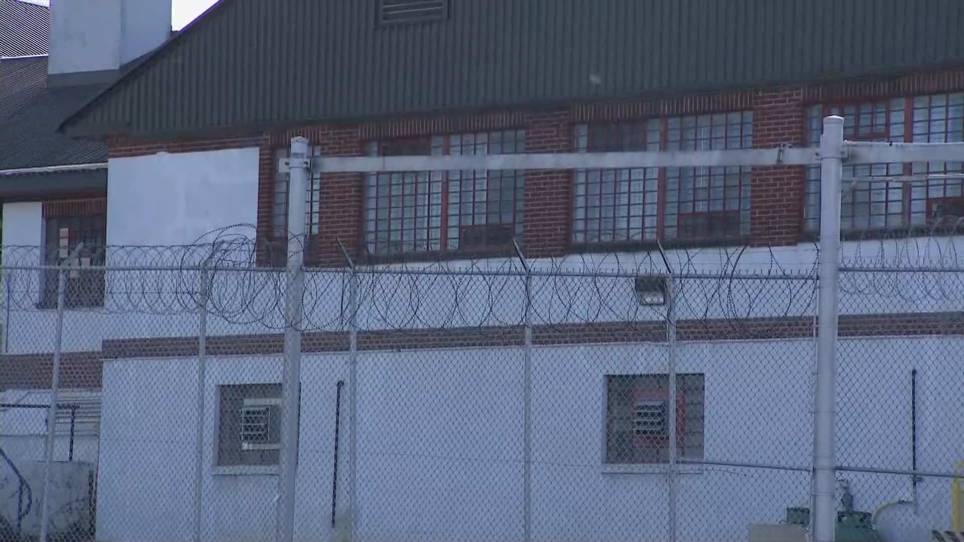 «C’est pire qu’une prison»: un nouveau centre détenant des migrants ...