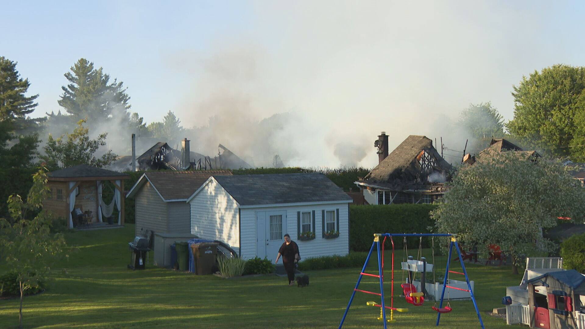 EN IMAGES | Résidences ravagées: important incendie à Magog | TVA Nouvelles
