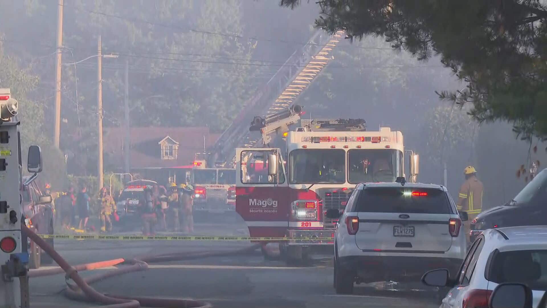 EN IMAGES | Résidences ravagées: important incendie à Magog | TVA Nouvelles