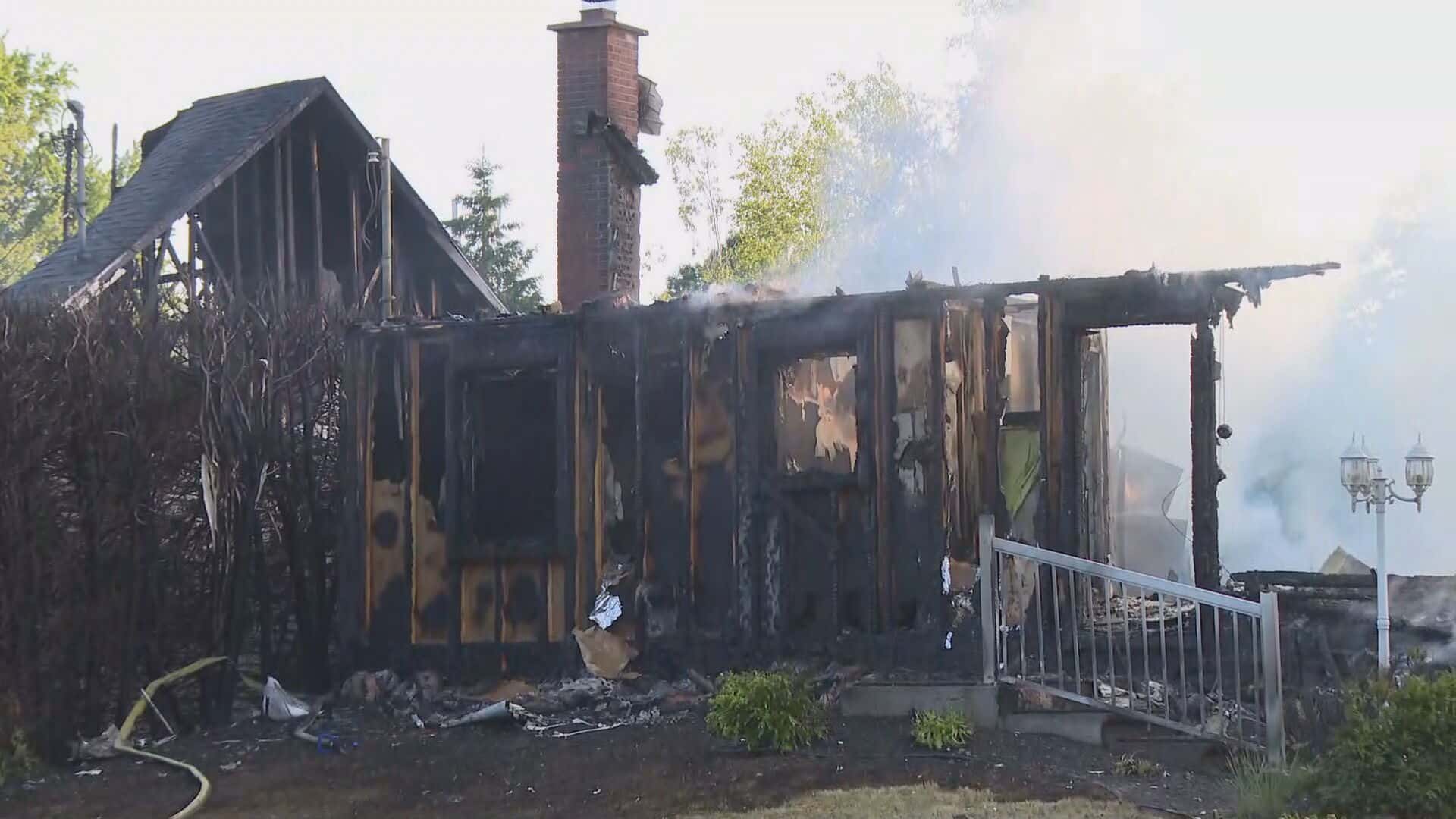 EN IMAGES | Résidences ravagées: important incendie à Magog | JDQ
