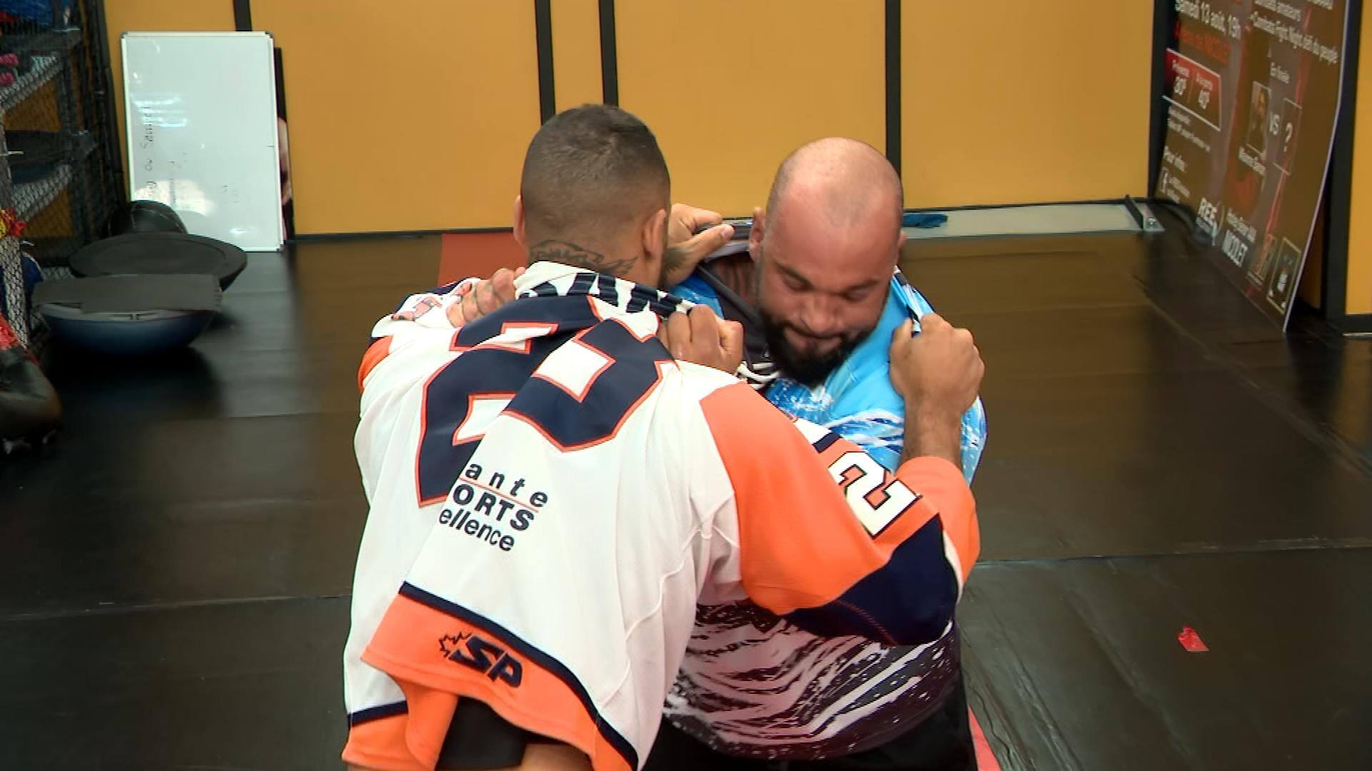 «Ice Wars» : un nouveau sport de combat sur glace | TVA Nouvelles