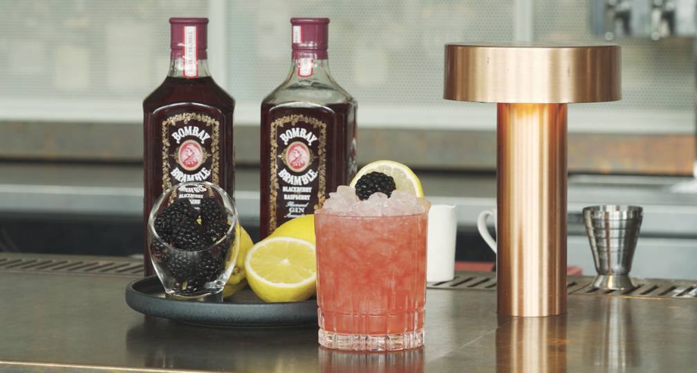 3 cocktails audacieux à créer avec le nouveau gin rose «Bombay Bramble ...