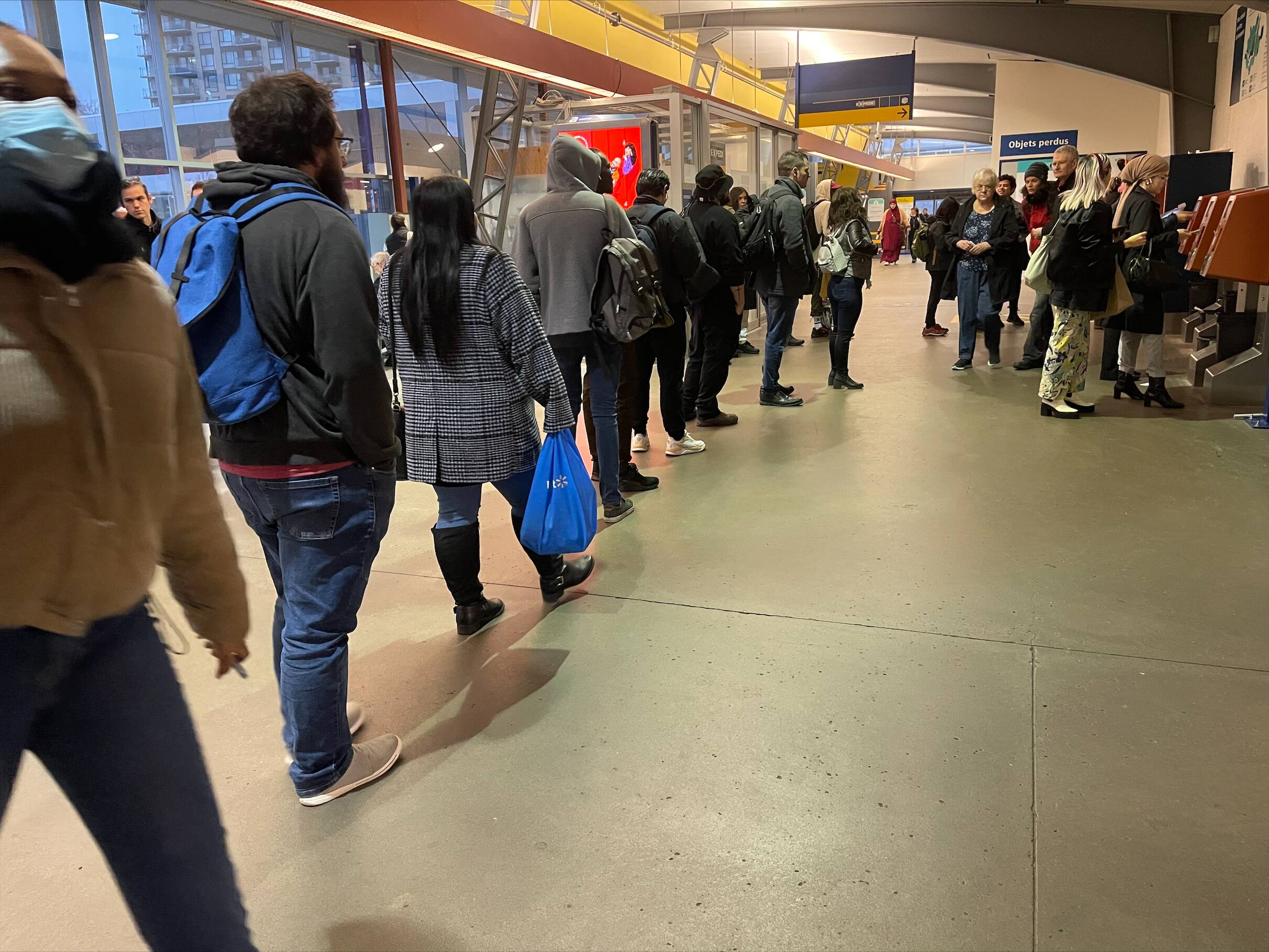 Heure de pointe à Montréal: noir de monde sur la ligne jaune, un train ...