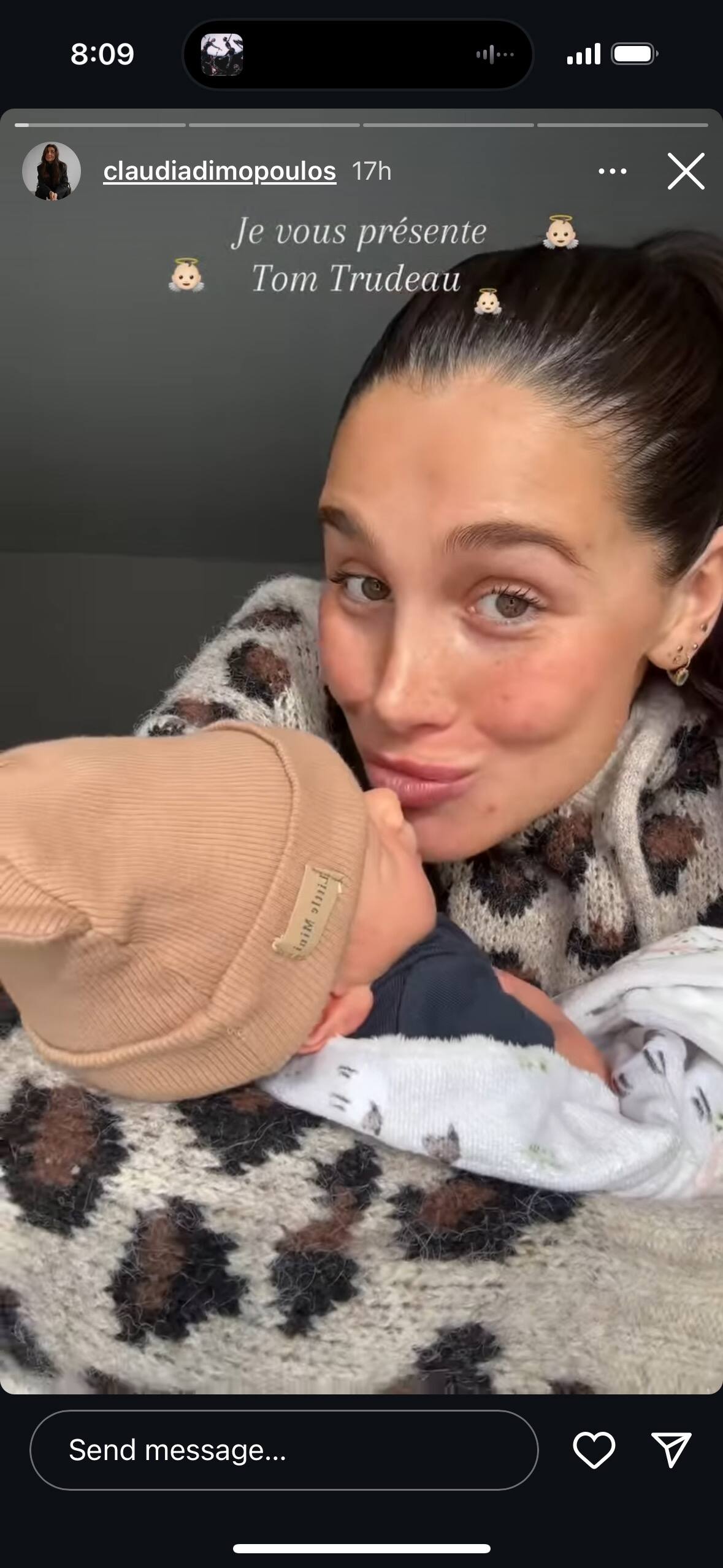 Claudia Dimopoulos a décidé de montrer son nouveau-né à sa communauté ...