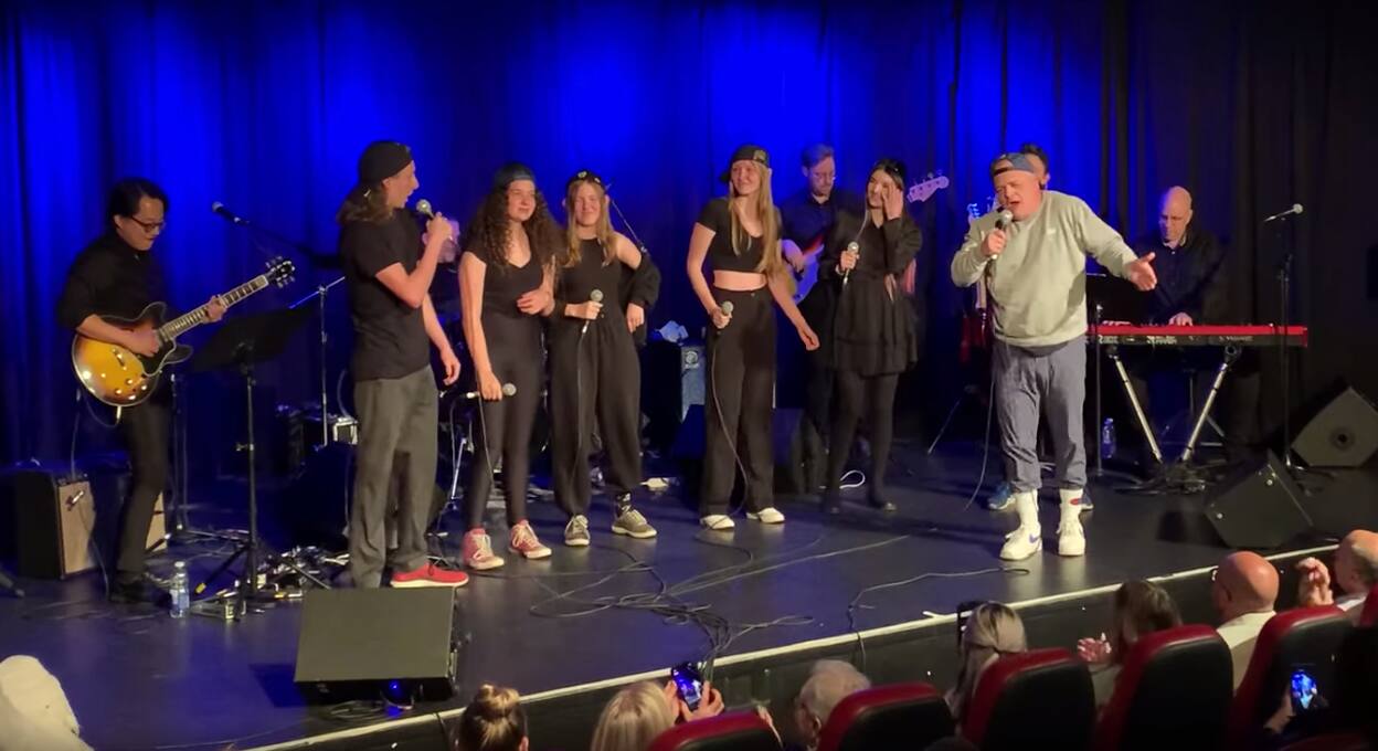 Quand le ministre Jonatan Julien se prend pour les rappeurs FouKi et ...