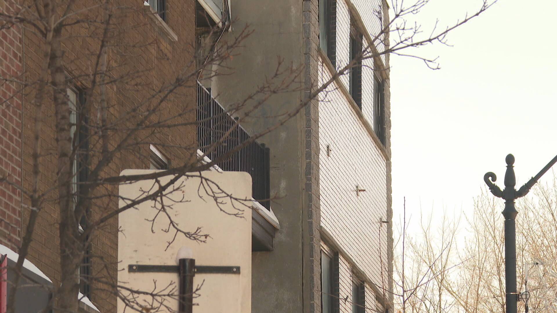 La femme poussée d’un balcon de 3e étage succombe à ses blessures | JDQ