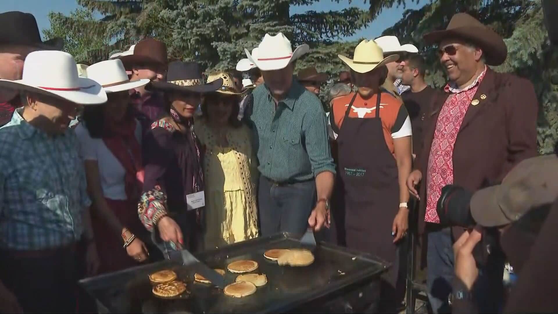 Justin Trudeau «flip» une crêpe au Stampede de Calgary | JDM