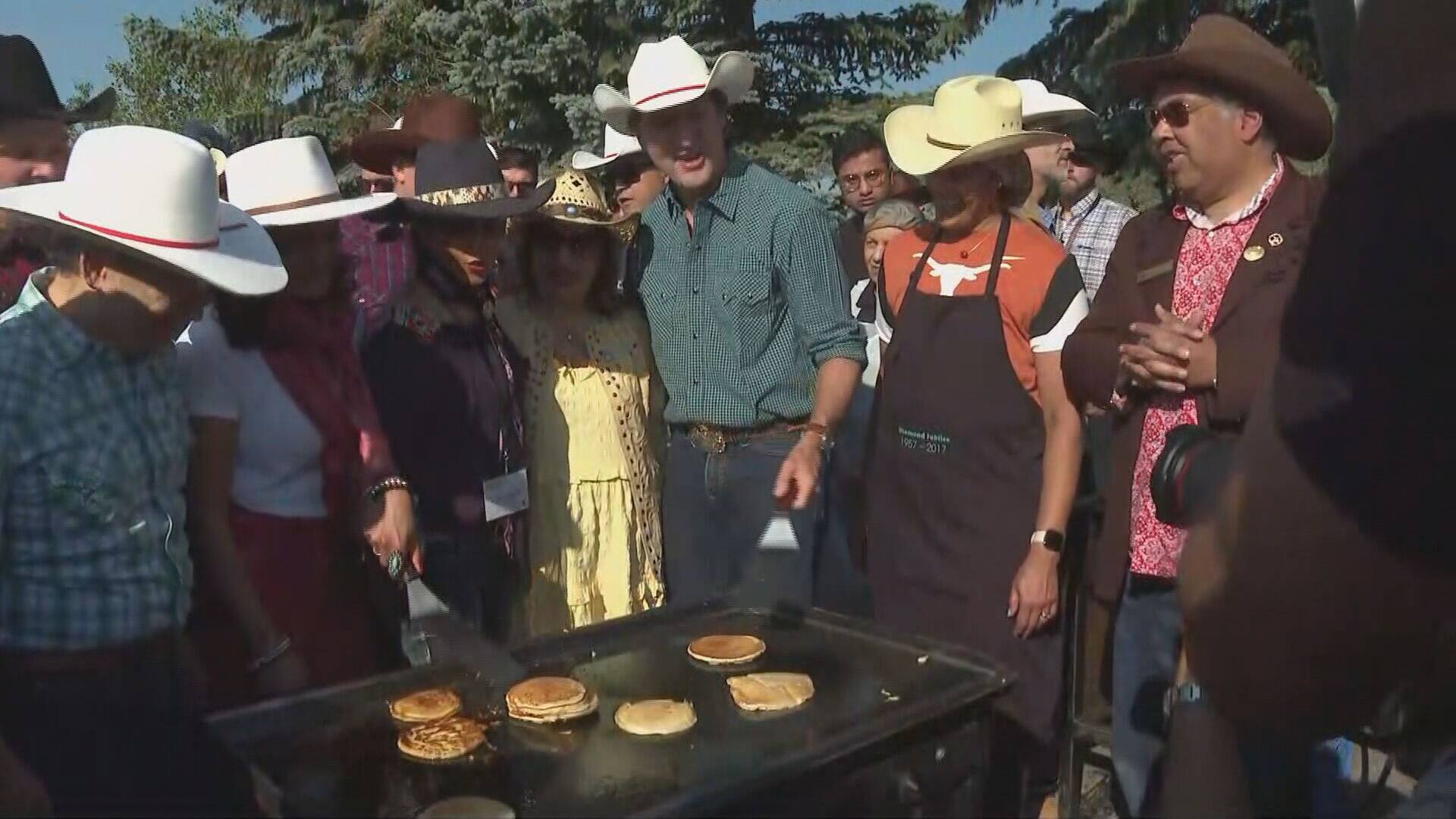 Justin Trudeau «flip» une crêpe au Stampede de Calgary | JDM