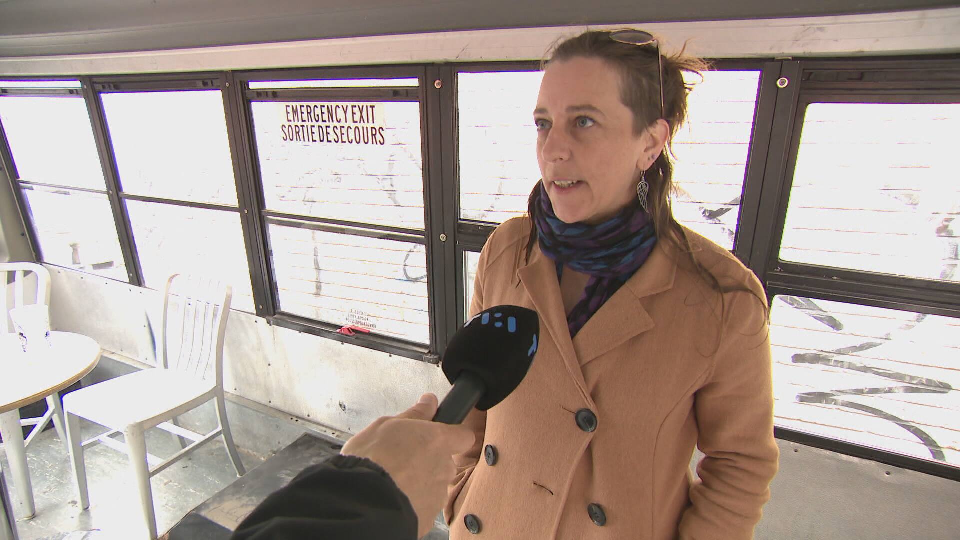Une infirmière québécoise transforme un minibus en clinique mobile ...
