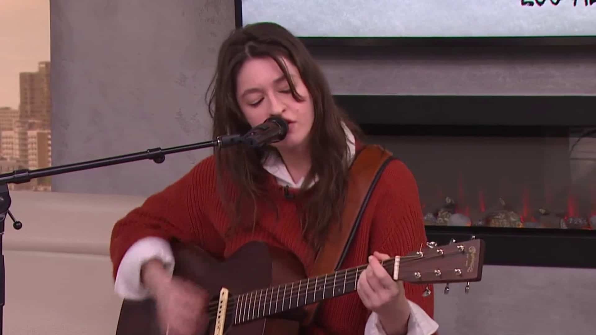 Avec nous, une artiste dont la carrière « s’envole » : Lou-Adriane ...