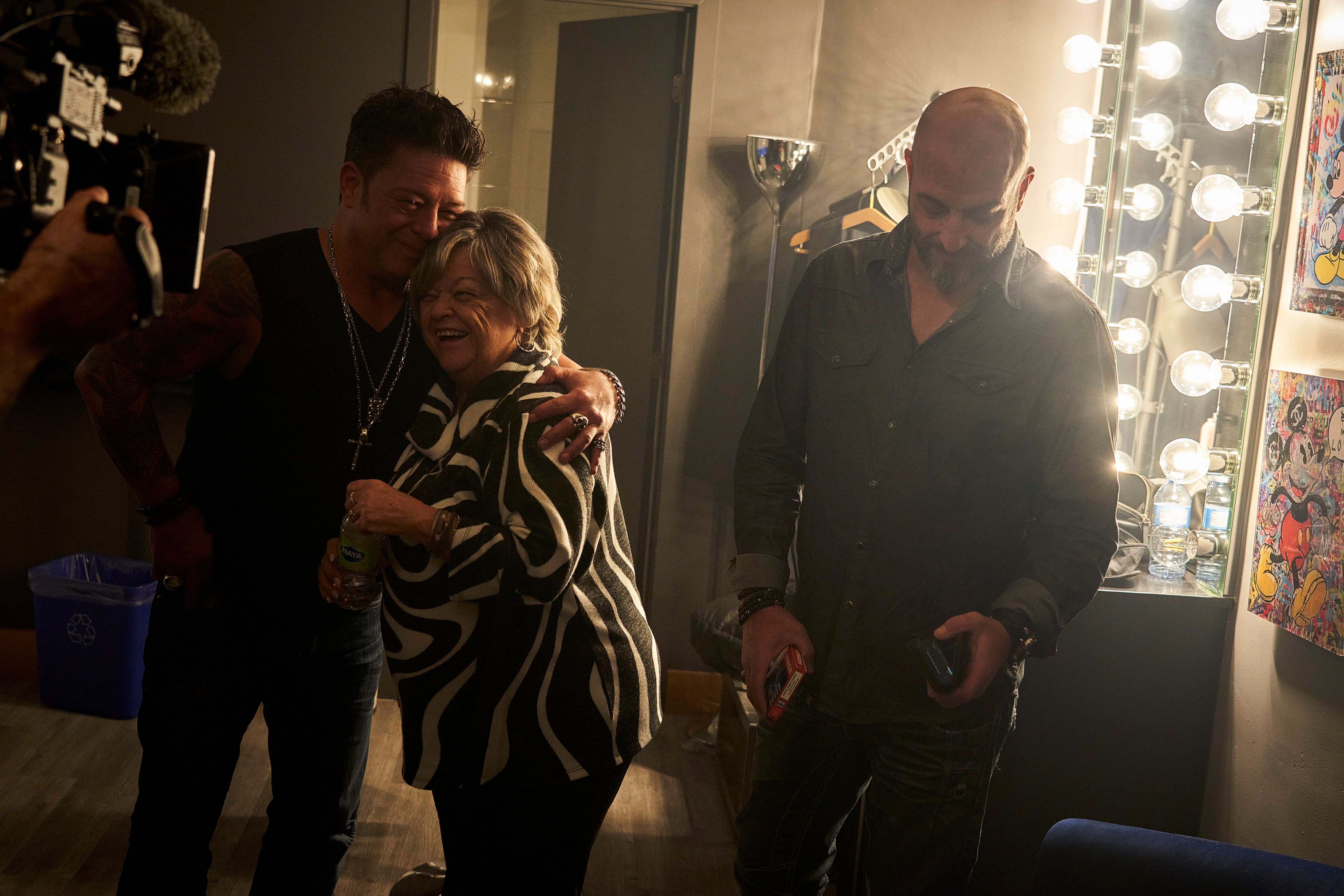Suivez Éric Lapointe dans les coulisses de son spectacle célébrant les ...
