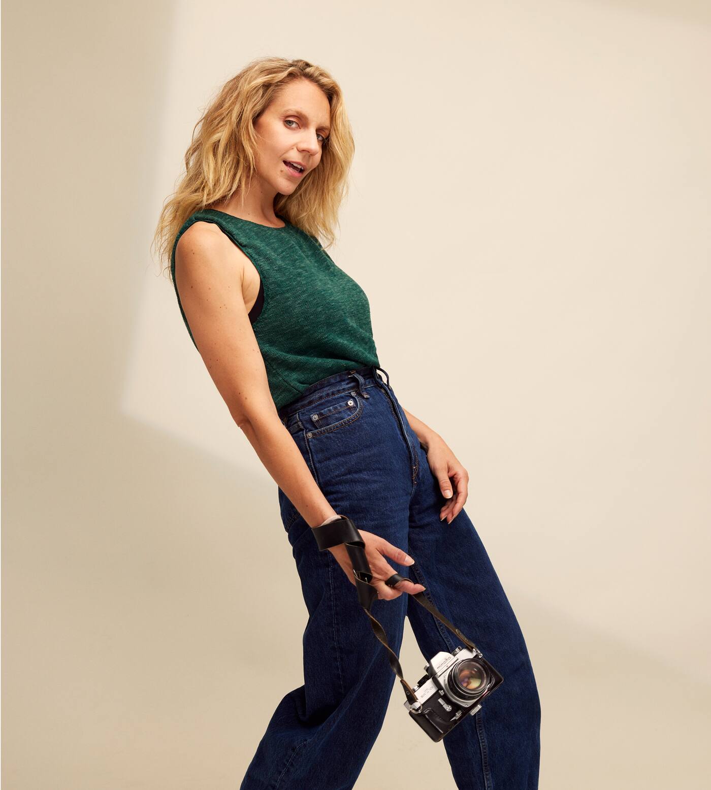 [PHOTOS] Léane Labrèche-Dor magnifique à la une du «Cahier Weekend» | JDM