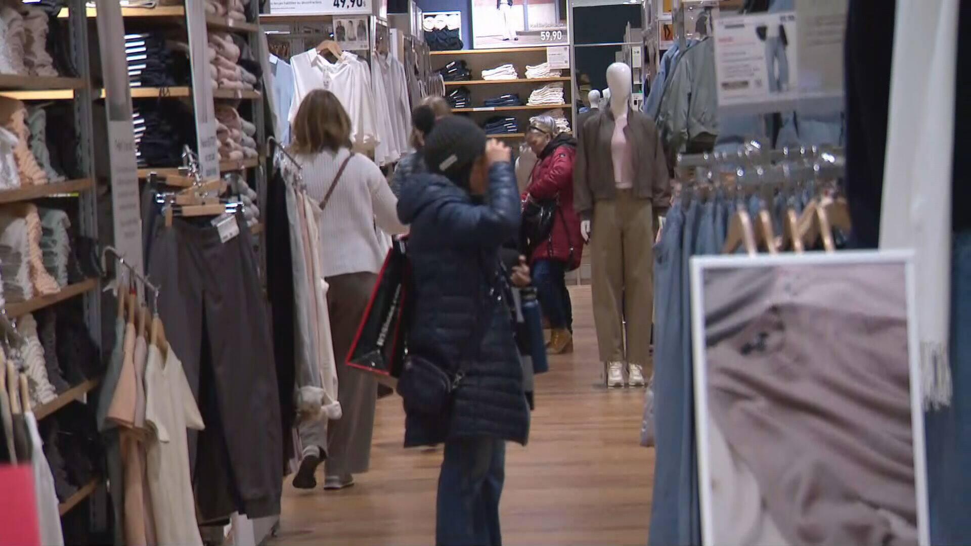 Dernier sprint dans les magasins pour la course aux cadeaux | TVA Nouvelles