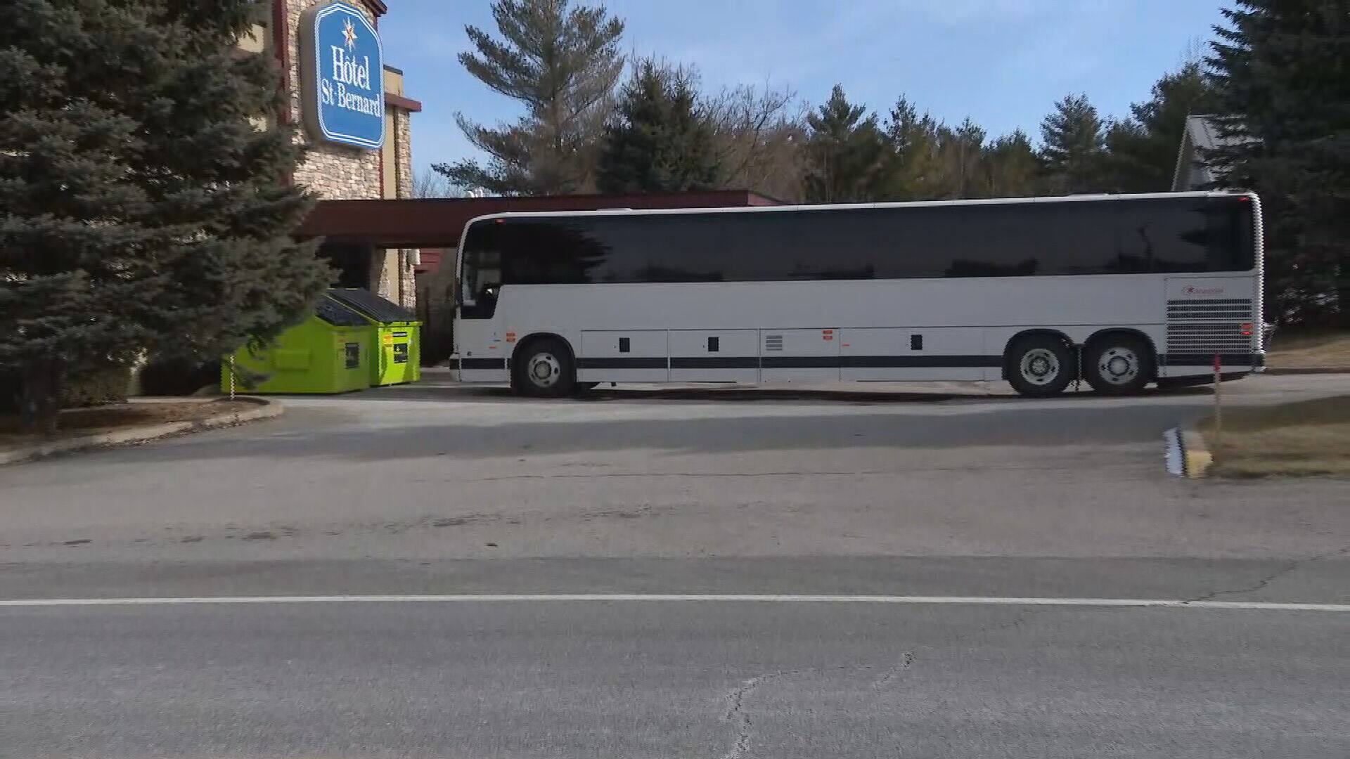 Chemin Roxham: des demandeurs d'asile dirigés vers l'Ontario | TVA ...