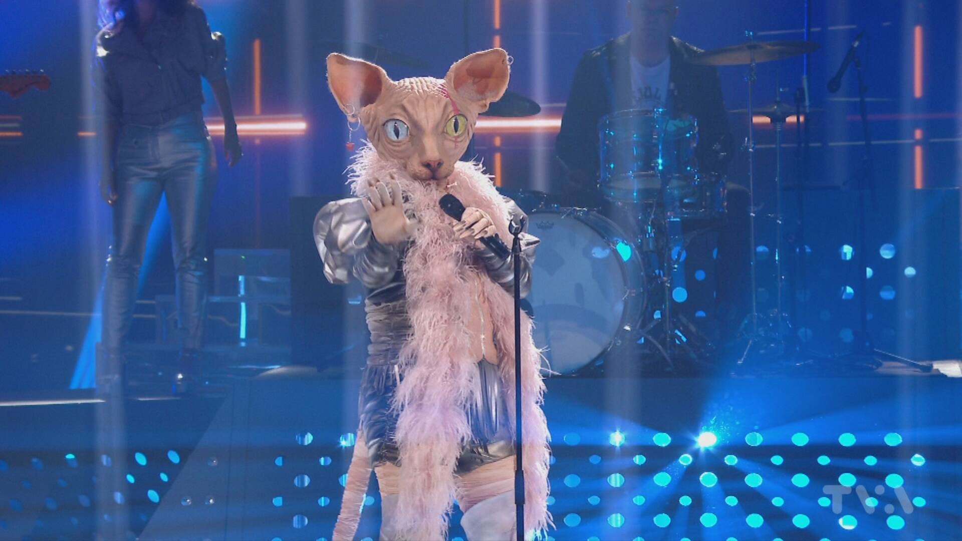 Voici qui est la vedette internationale à l’émission Chanteurs masqués ...