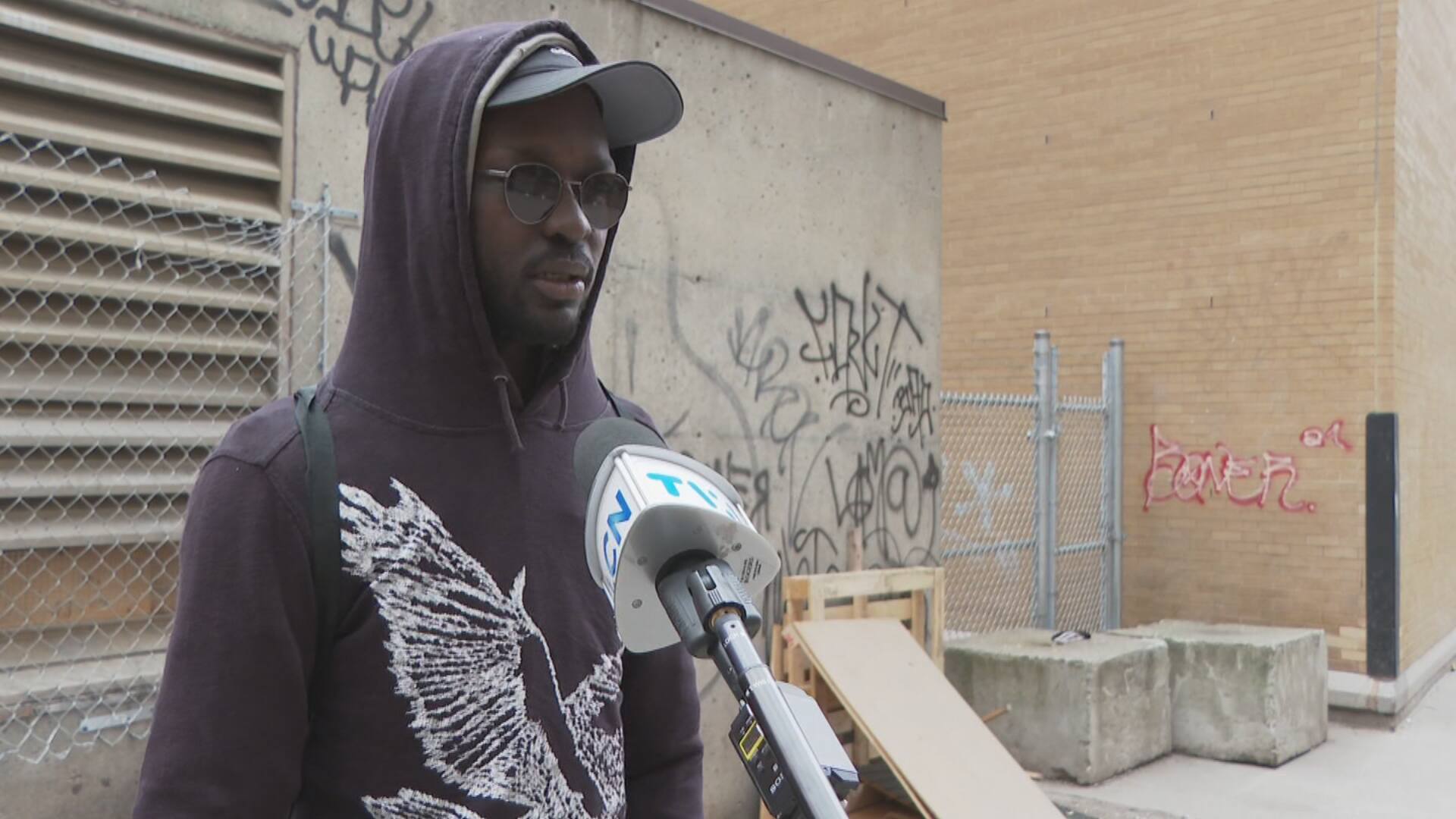 «Il a fait ça gratuitement!» : l’itinérant poussé par un policier se ...