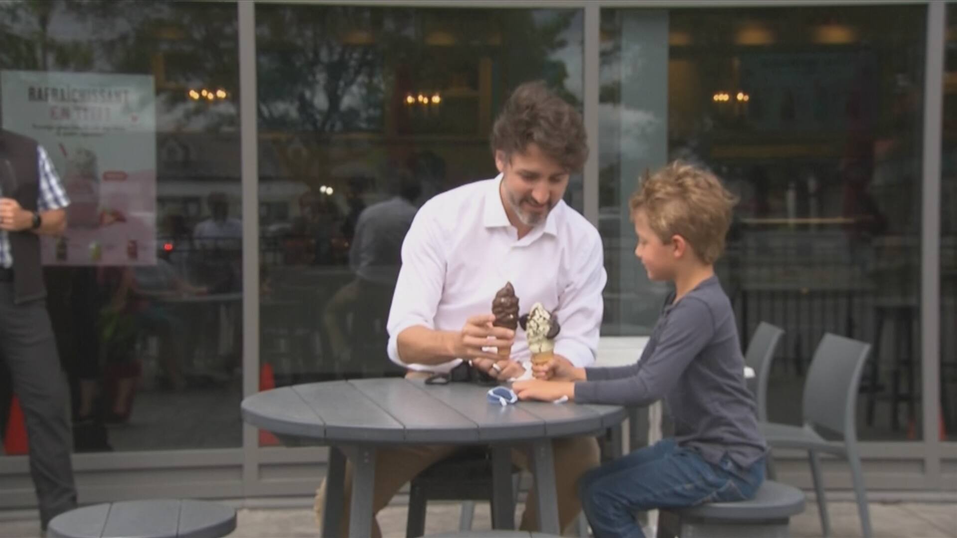 Justin Trudeau célèbre la Fête nationale au Chocolats Favoris | TVA ...