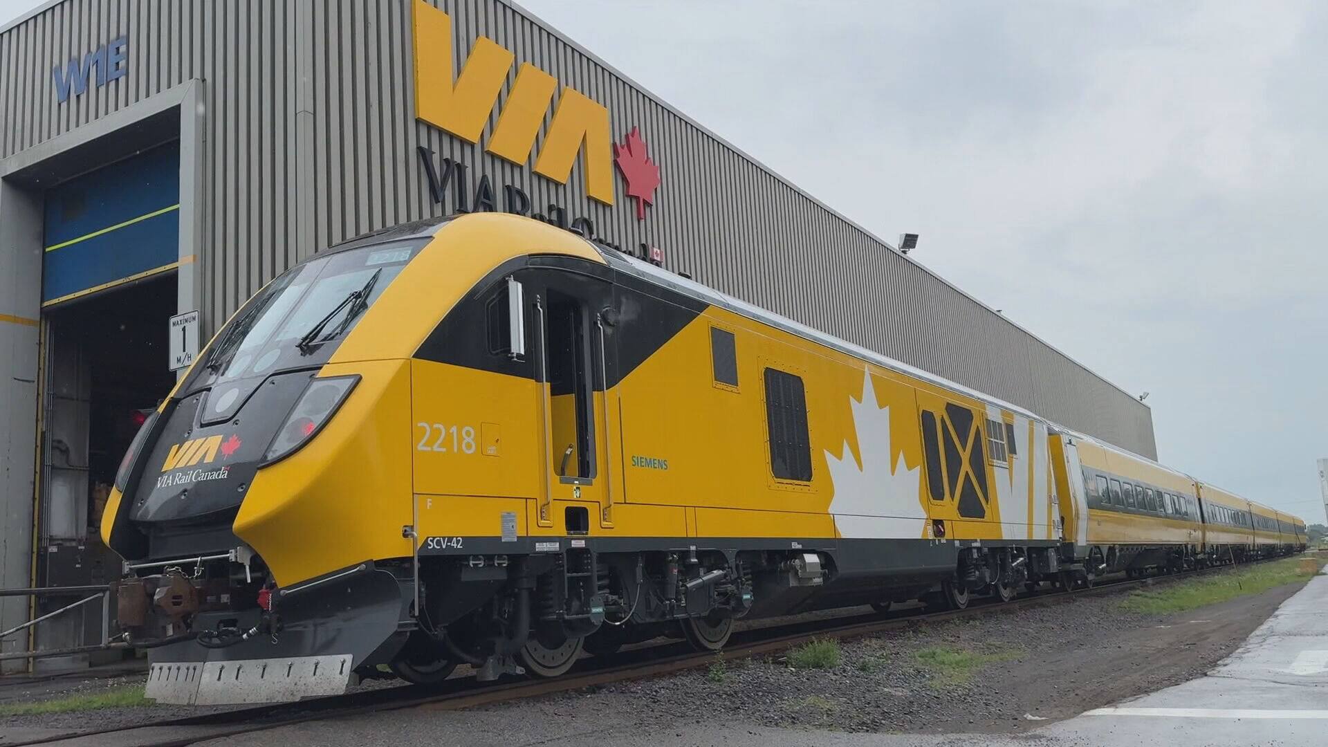 La nouvelle «Ferrari» de VIA Rail forcée de rouler sur des «chemins de ...