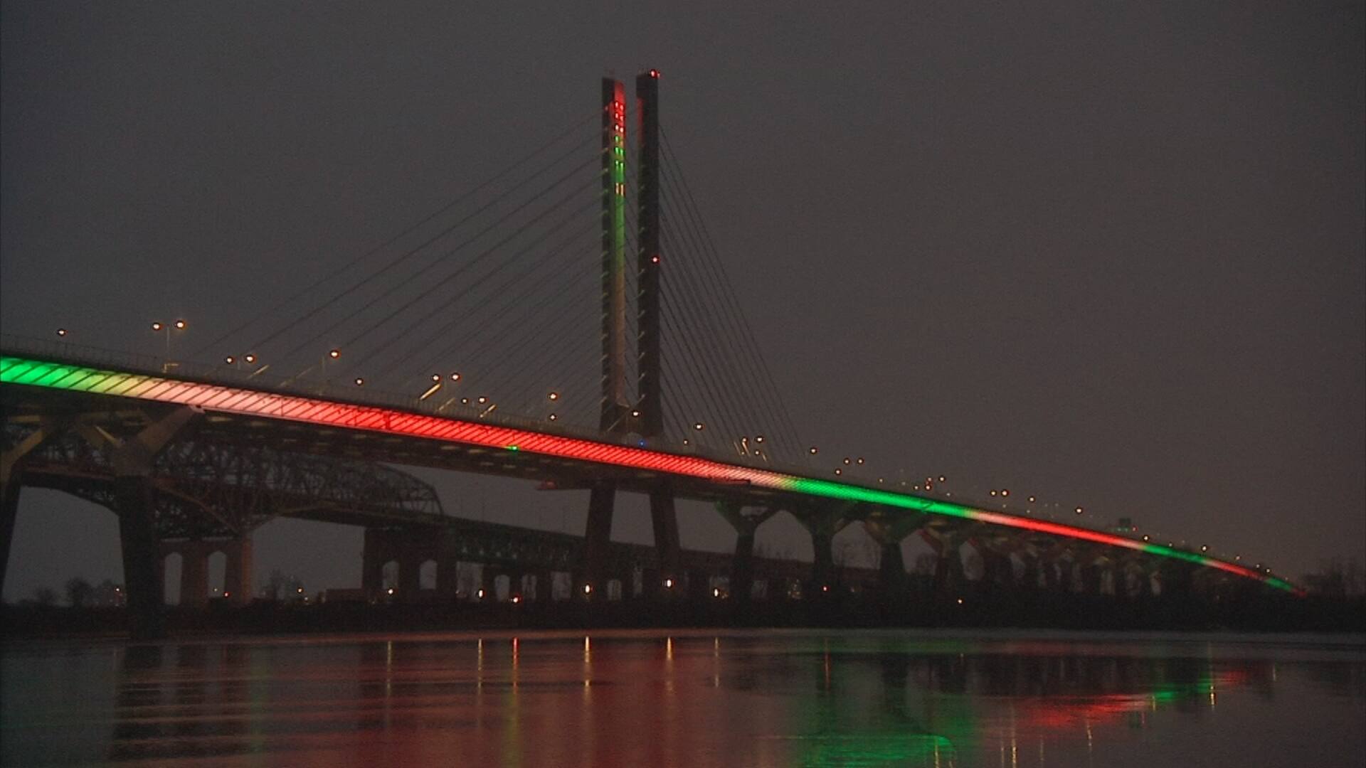 Le pont Samuel-De Champlain illuminé pour Noël | TVA Nouvelles