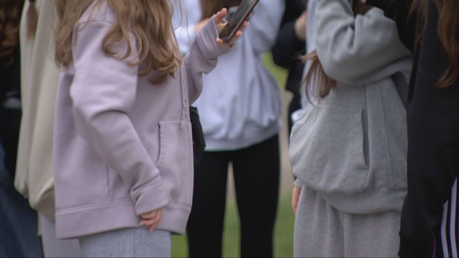 «Nos cellulaires, nos droits»: des adolescents refusent d’entrer en ...