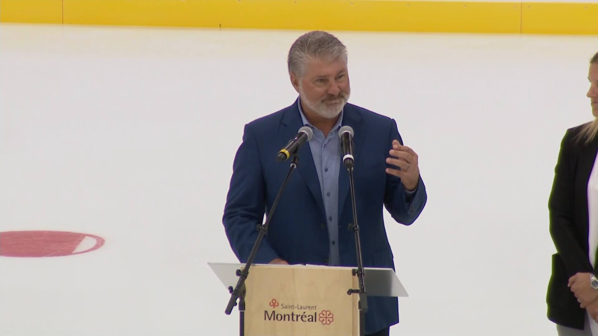 Journée émotive pour Raymond Bourque dans Saint-Laurent | TVA Nouvelles