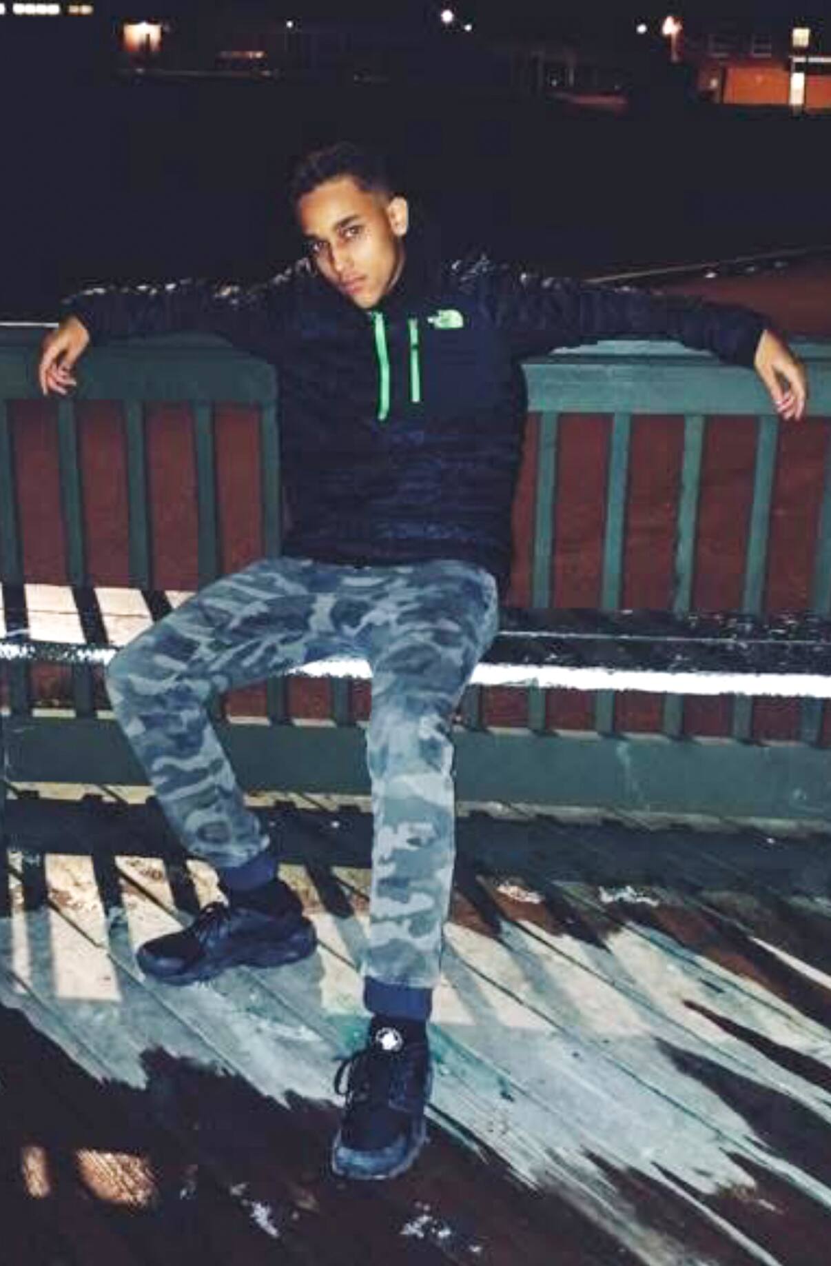 Arrêtés pour avoir sauté à pieds joints dans le visage de parfaits ...