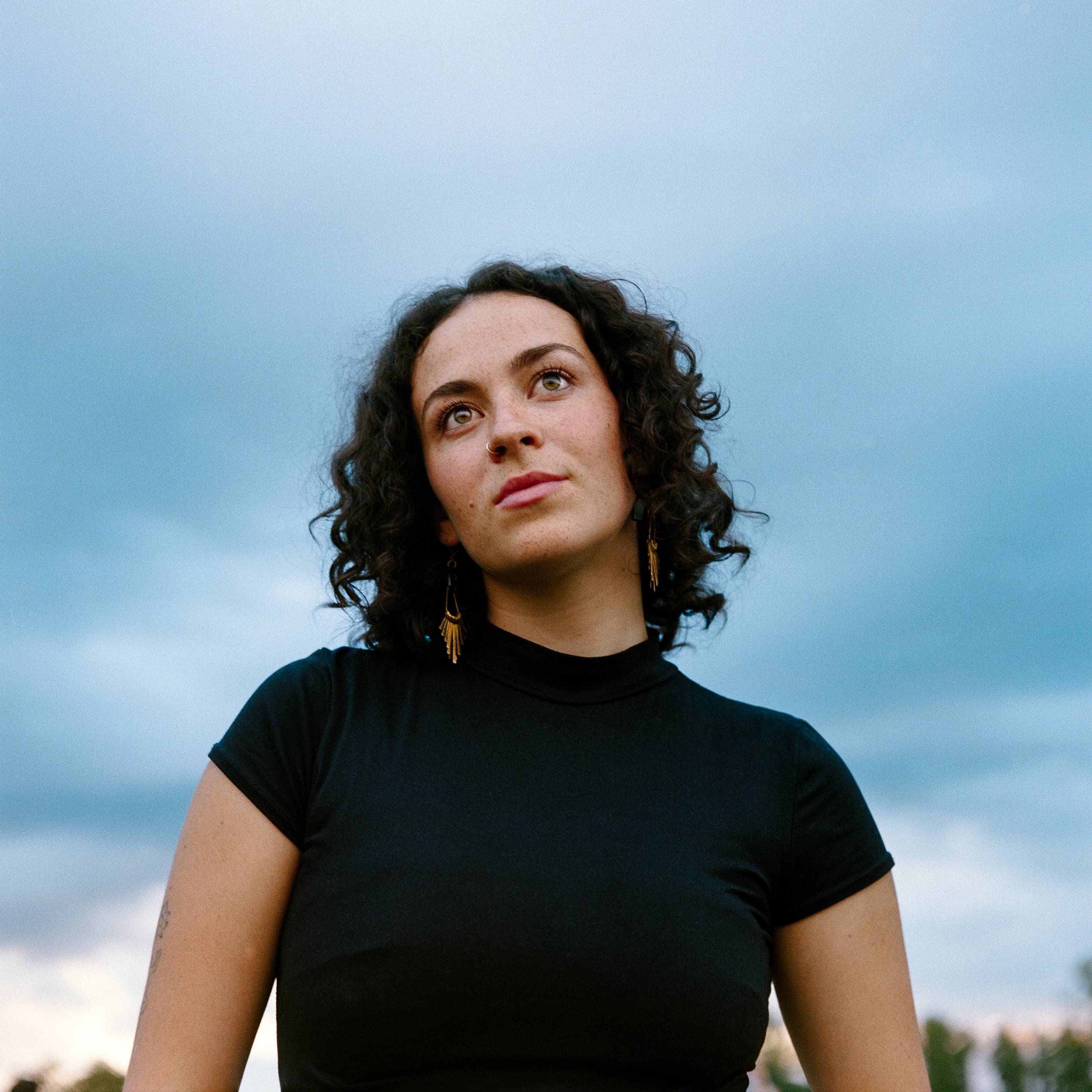 6 choses à savoir sur l'artiste folk québécoise Mia Kelly qui lance son ...