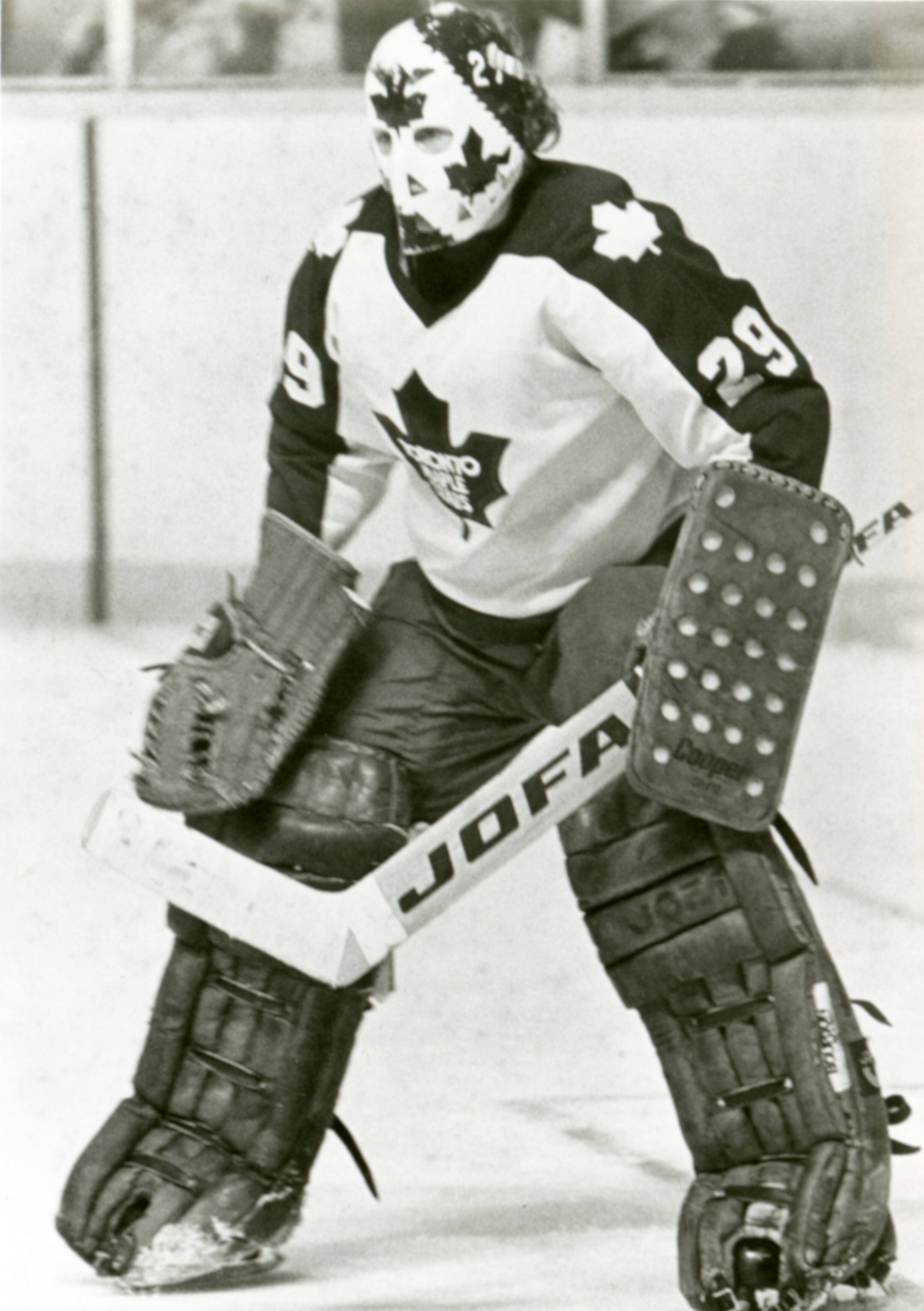 [PHOTOS] 12 gardiens de but qui portaient jadis fièrement le masque | JDQ