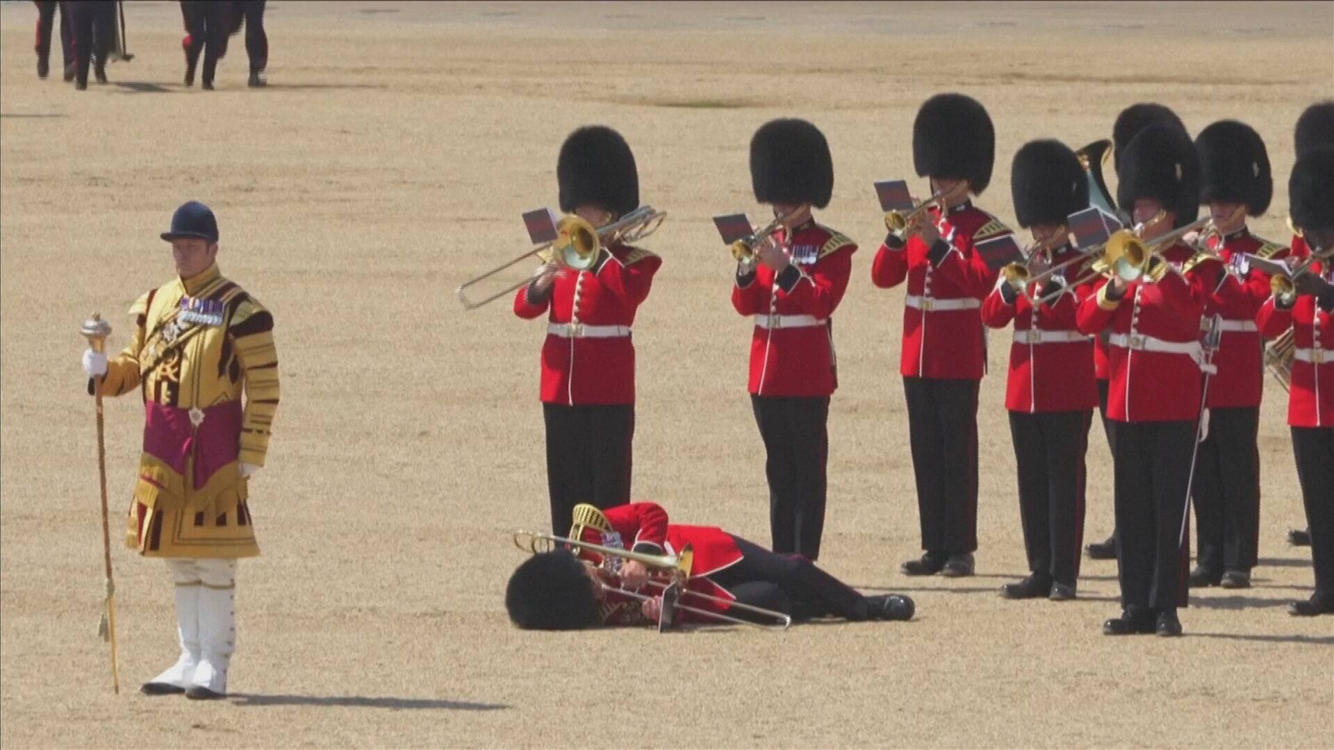 EN VIDÉO | Un garde royal s’effondre... mais continue de jouer | JDQ