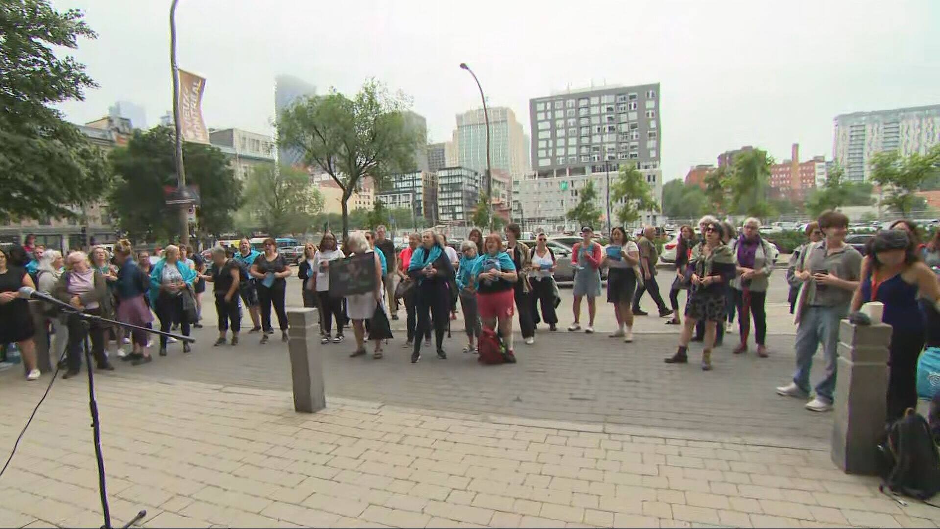 Des manifestantes pour accueillir Gilbert Rozon à son retour au palais ...