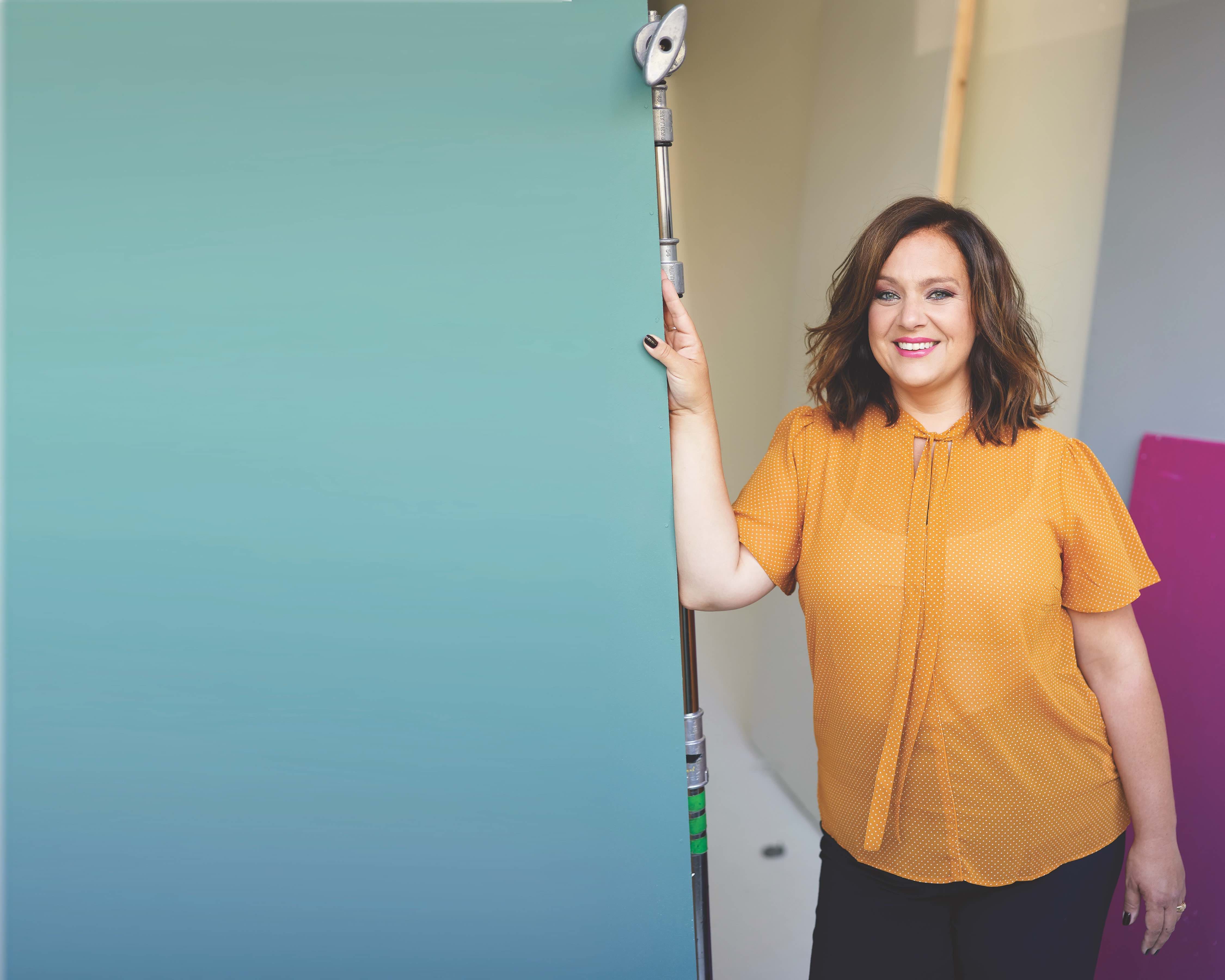 Tout sur le parcours de Julie Roussel, l'interprète de Gladys dans «5e ...