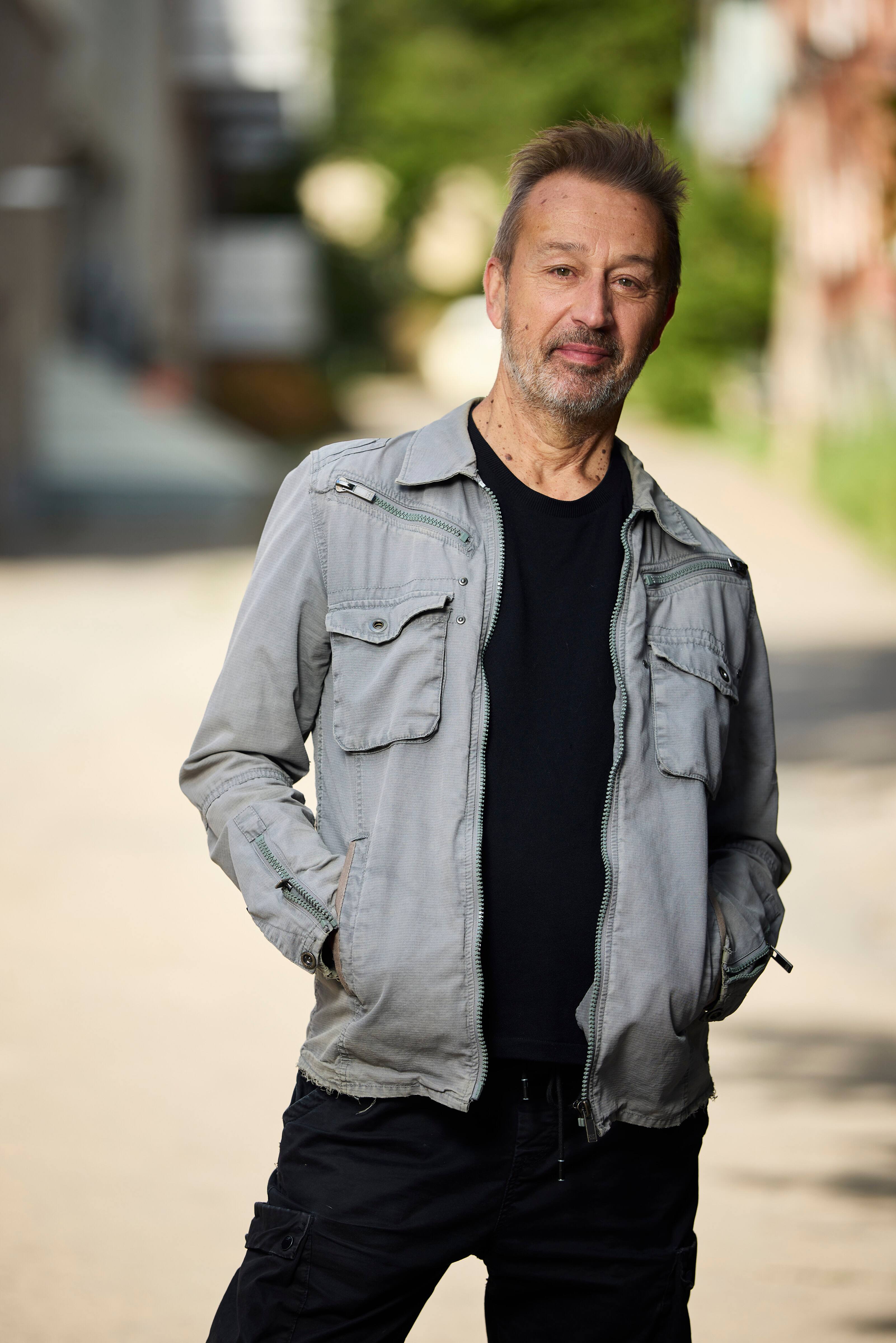 À 33 ans, Richard Robitaille abandonnait tout pour devenir comédien | 7 Jours