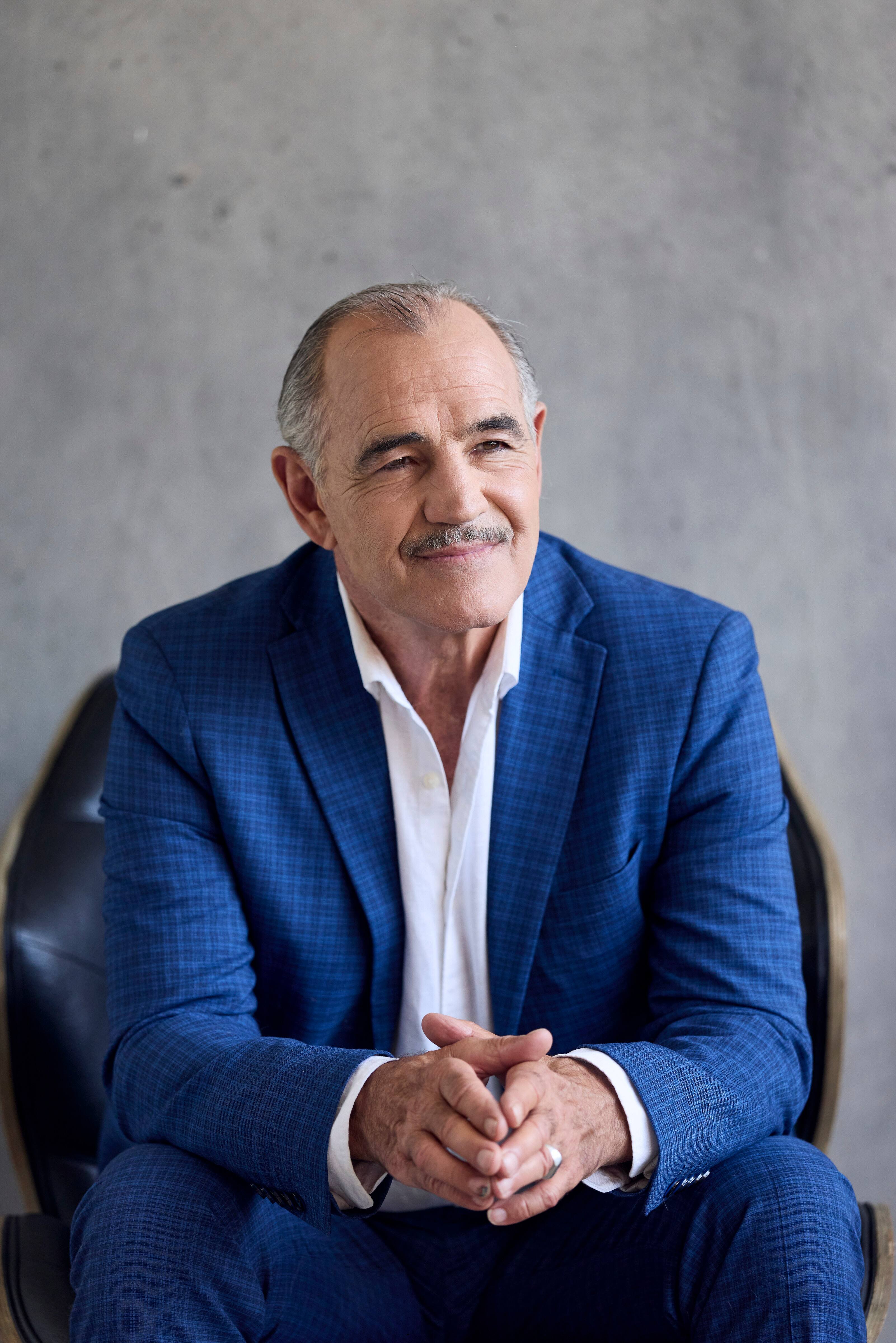 Deano Clavet révèle les préjugés qu’il a dû combattre pour devenir ...