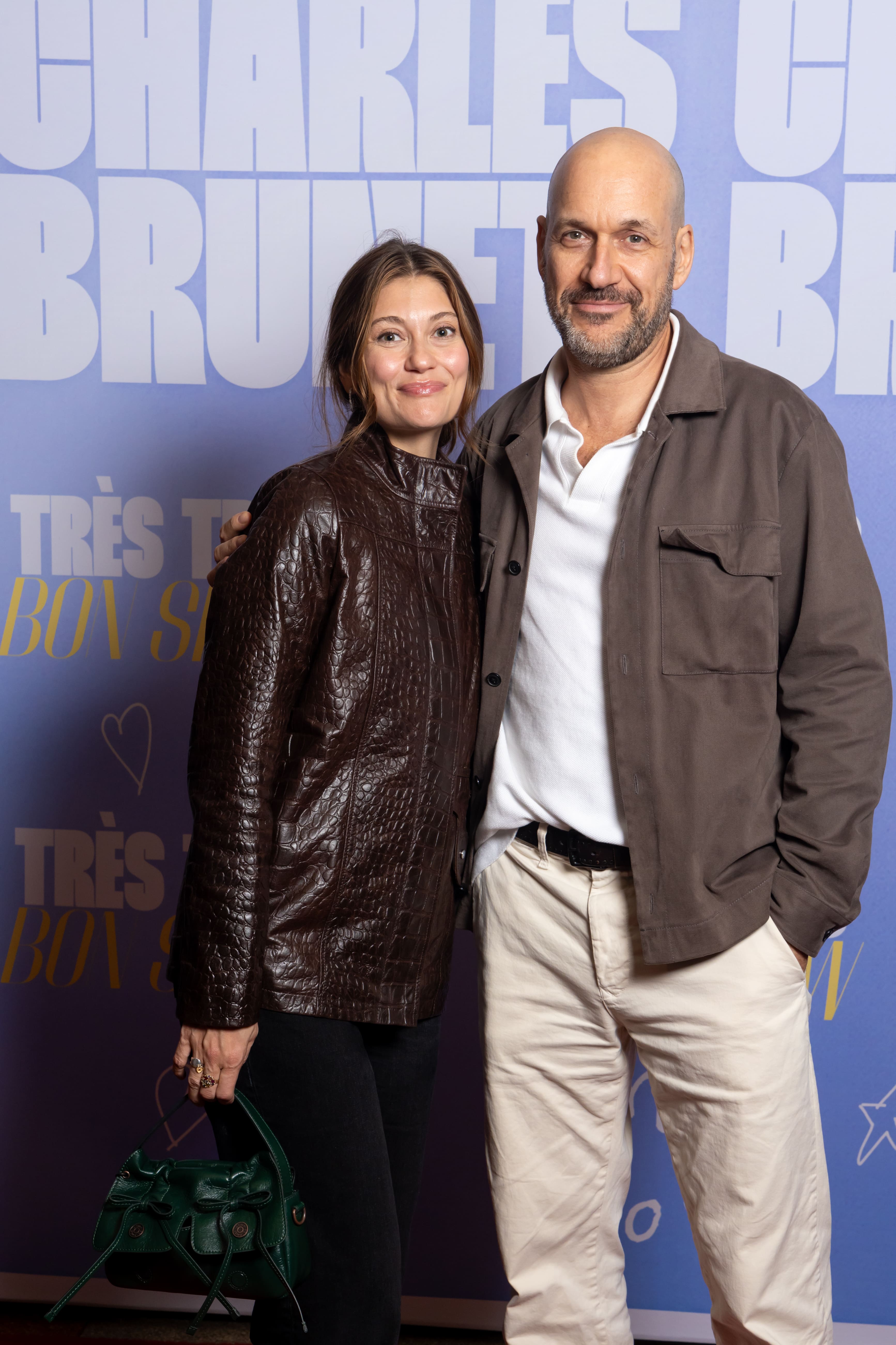 Voyez toutes les vedettes à la première du spectacle «Très très bon ...